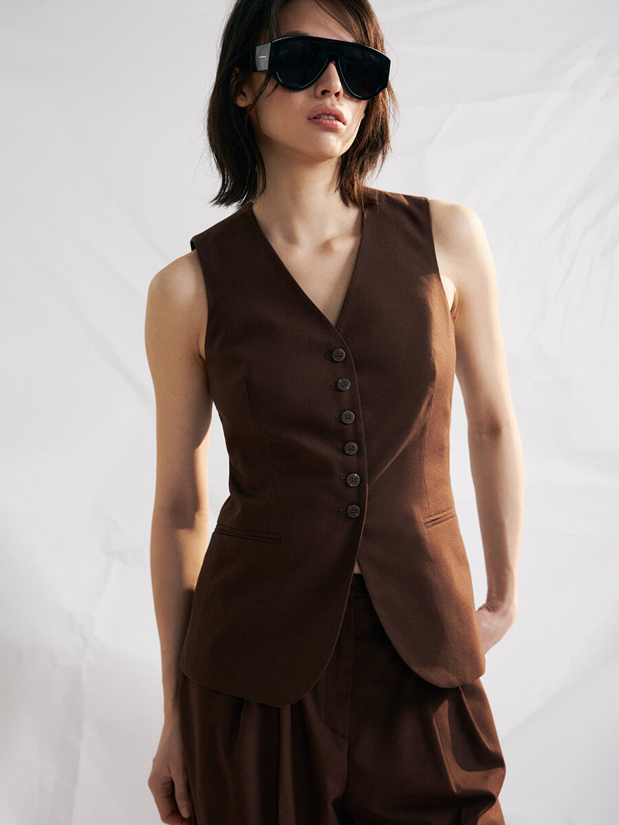 Жилет костюмный приталенный со льном