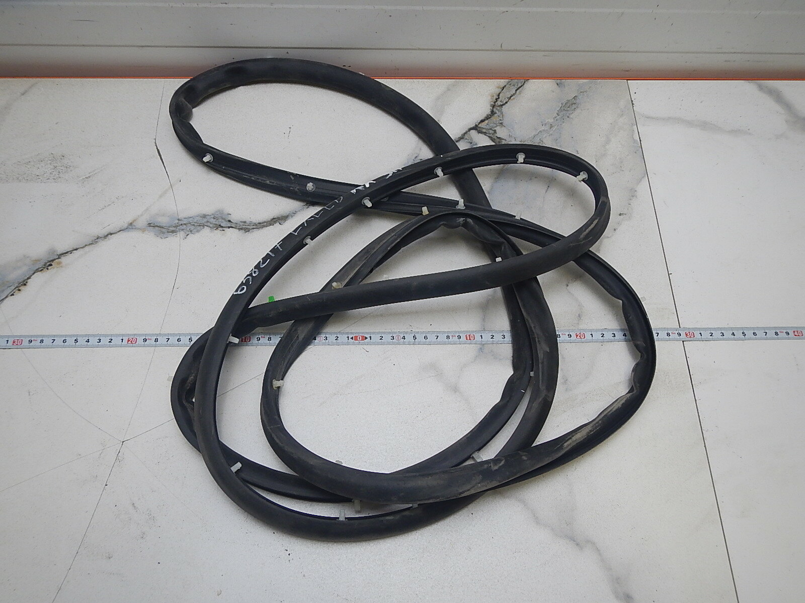 Б/У Уплотнитель проема двери задней правой, EXEED (Эксид)-RX (23-) EXEED RX (23-) Потёртости 638217 EXEED арт. 554001327AA