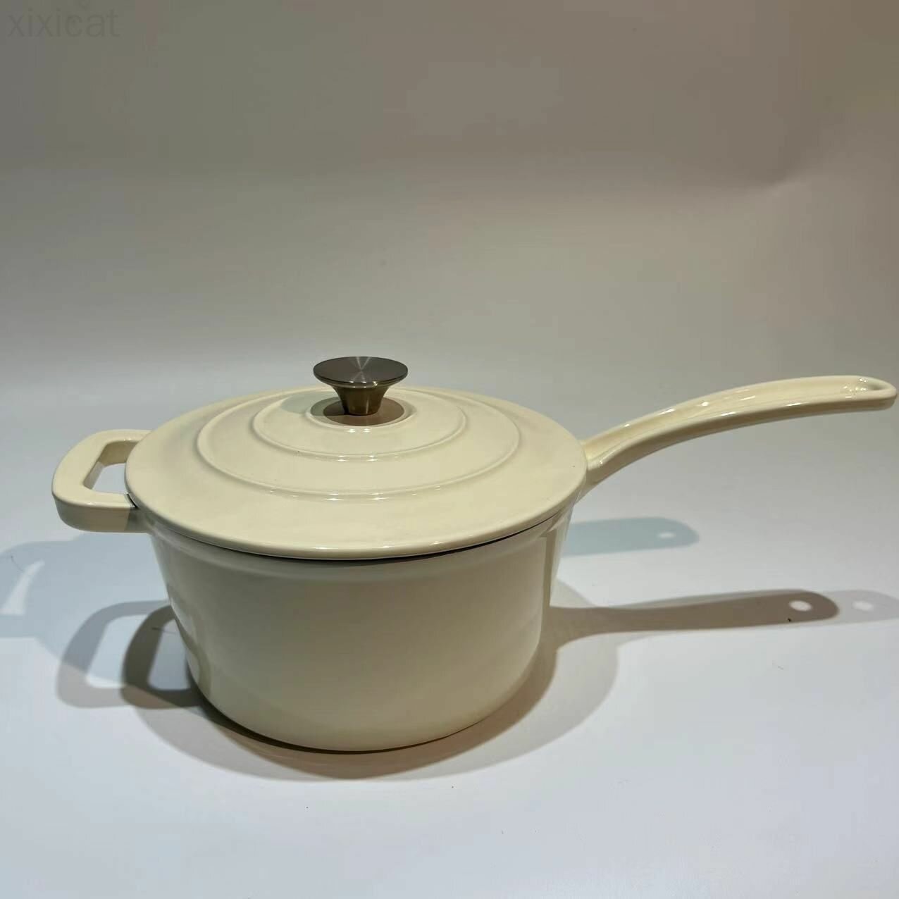 Чугунный эмалированный ковш 19 см для молока, соусов и детского питания - универсальная посуда для всех плит с каплесборником