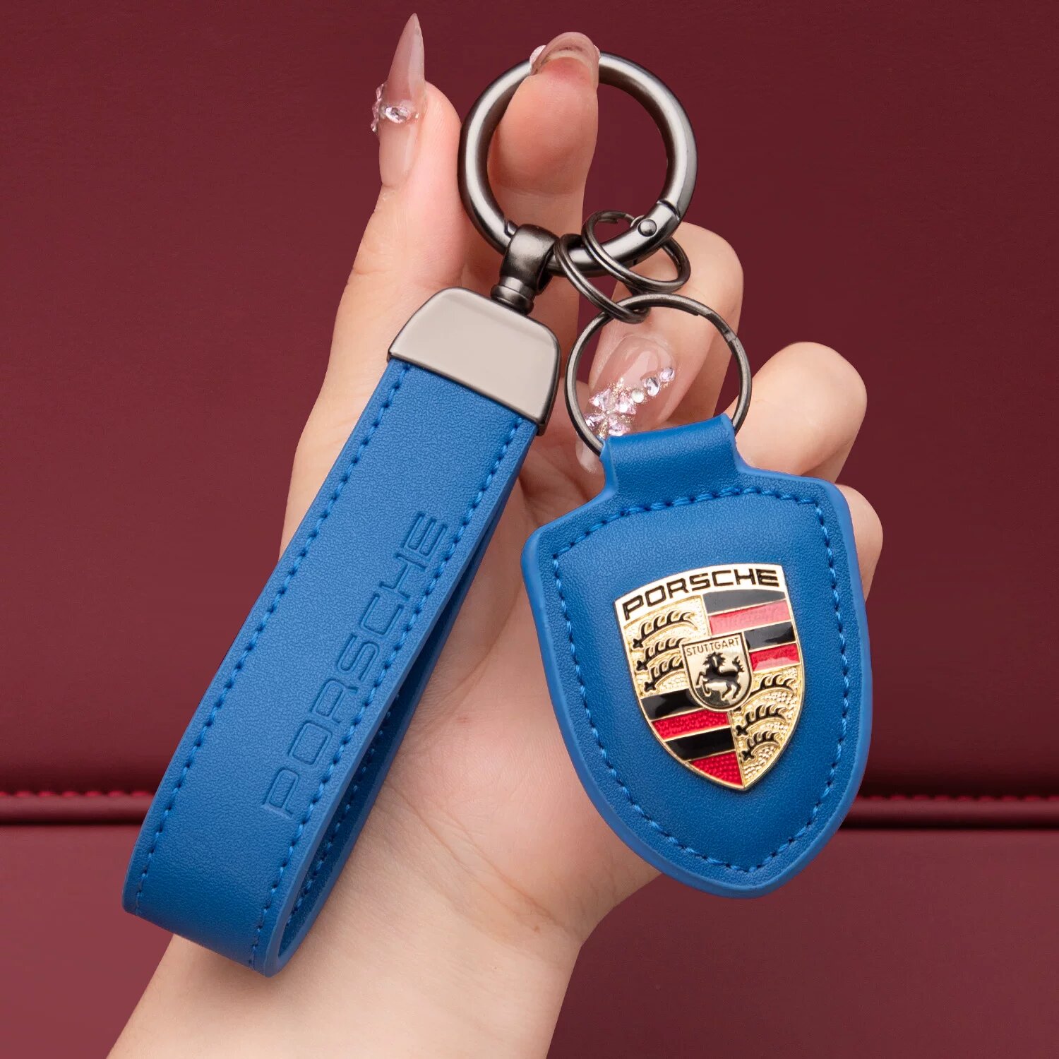 Кожаный брелок Porsche в глубоком бирюзовом цвете с классическим гербом щита и кожаным шнуром - премиальный аксессуар