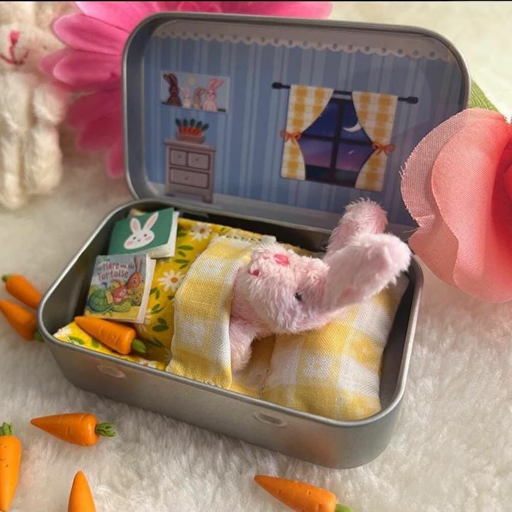 Плюшевый миниатюрный кролик из жестяной коробки