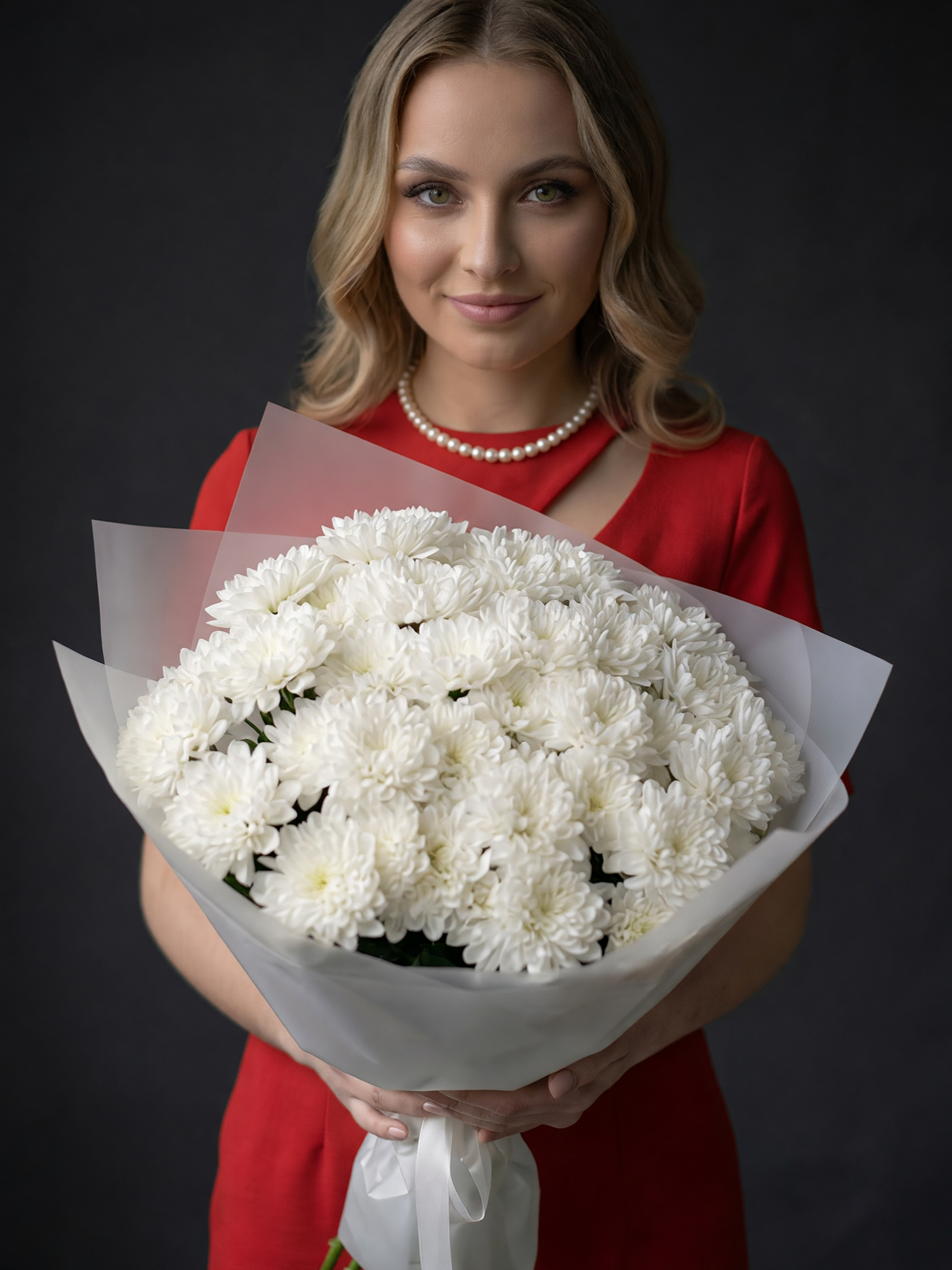 Белое облако нежности - это букет живых цветов из кустовых хризантем белого цвета