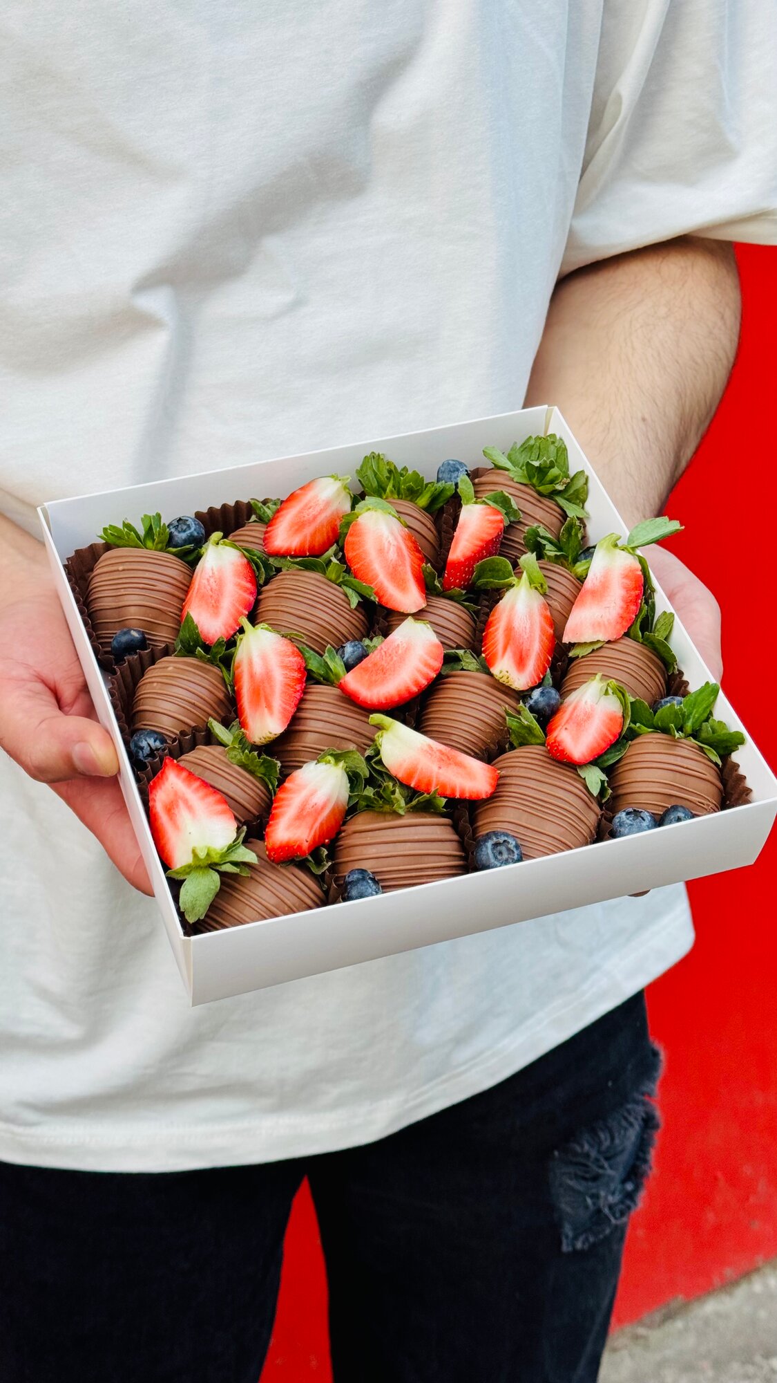 Клубника в шоколаде набор «Soft» (16-20 штук) в коробке с прозрачной крышкой и атласной лентой