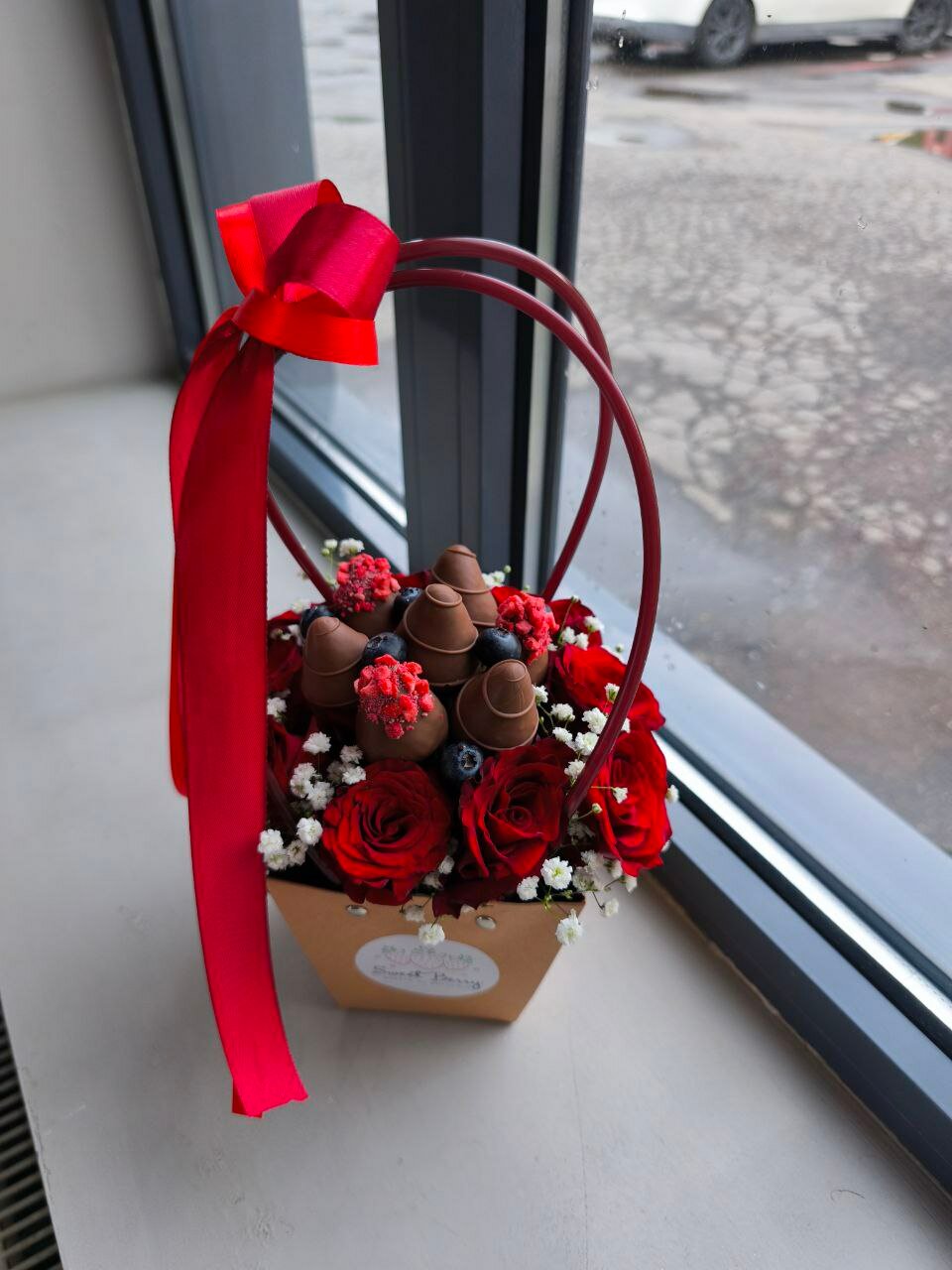 Композиция с красной розой - "Алые мечты" от Sweet Berry с клубникой в шоколаде