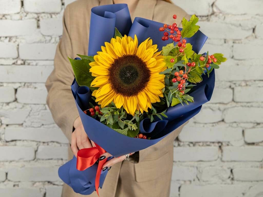Букет Подсолнух с вибурнумом