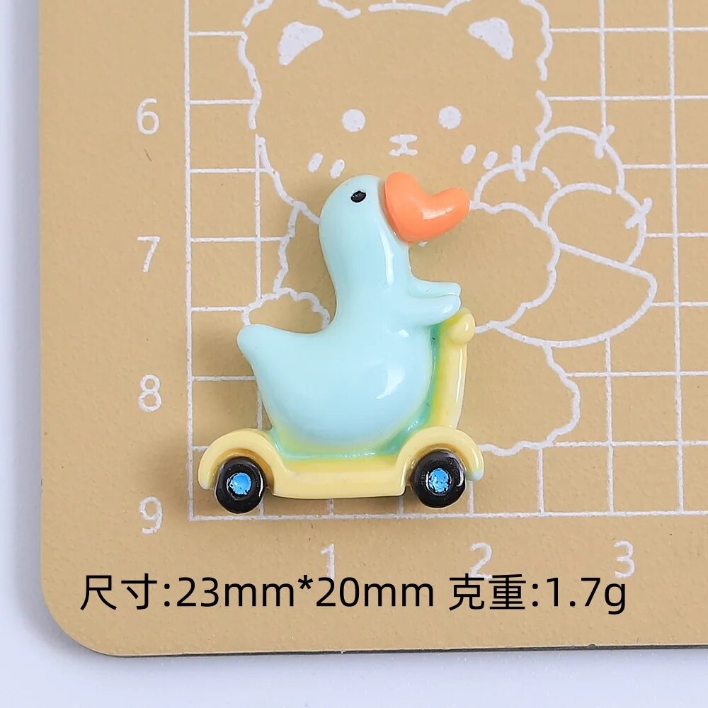 Миниатюрная фигурка утенка на скутере, 23mm*20mm, 1.7g