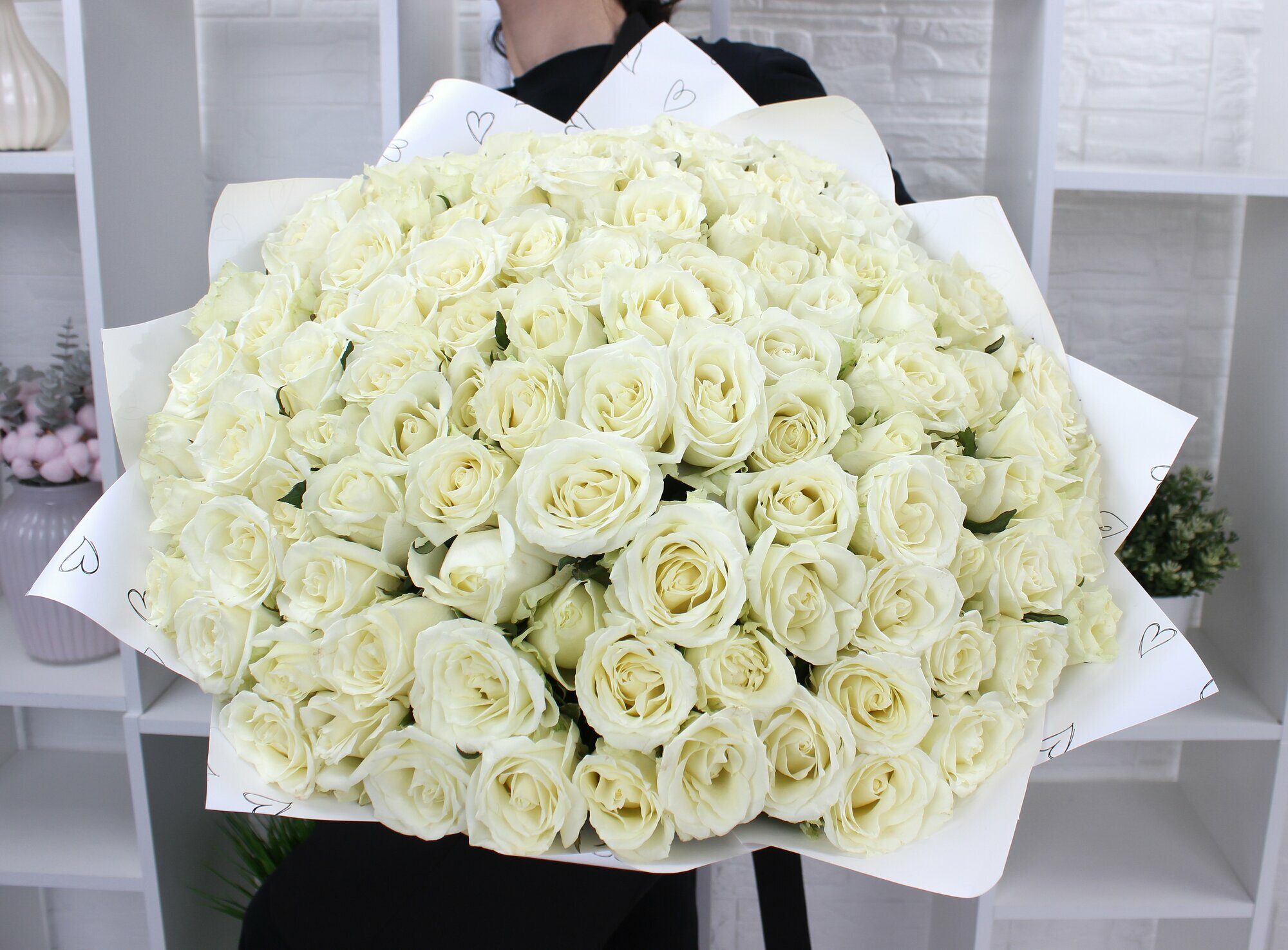 Монобукет THE FLOREAL, 101 белая роза, упаковка в плёнке с бантом, высота 40 см