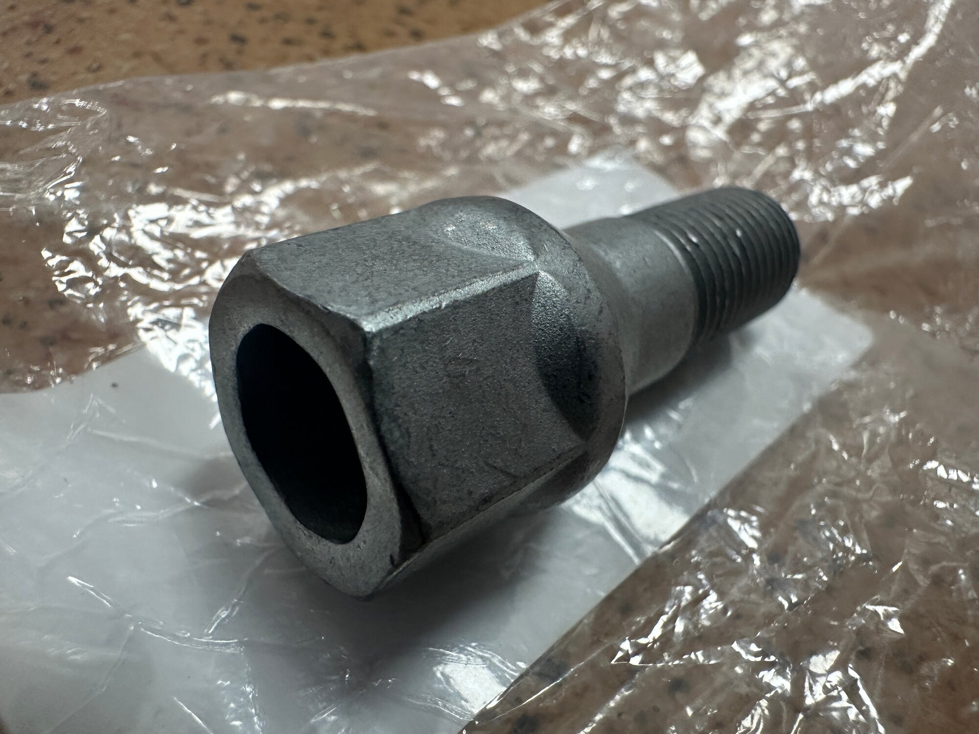 Болт колесный для стального диска Peugeot Пежо 308 408 оригинал 540566