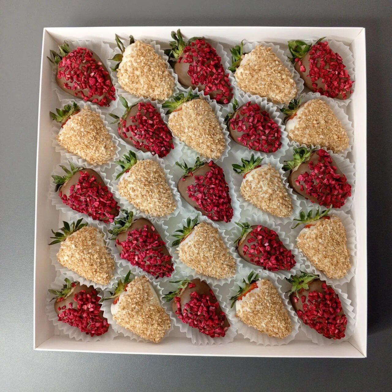 Набор Flowerstorg "Клубника в шоколаде", 25-30 ягод, молочный и белый шоколад