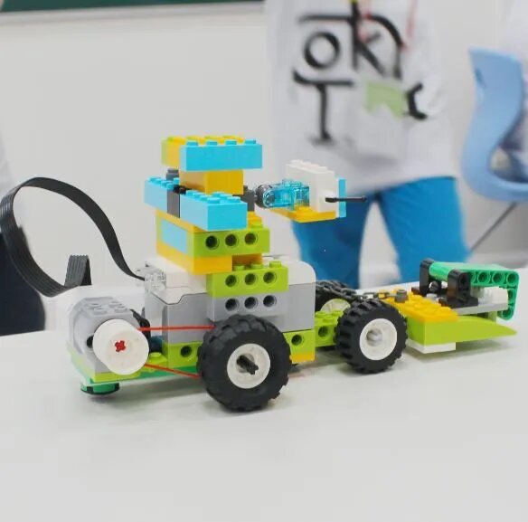 Робот Базовый набор WeDo 2.0 Конструктор с аккумулятором, 280 элементов