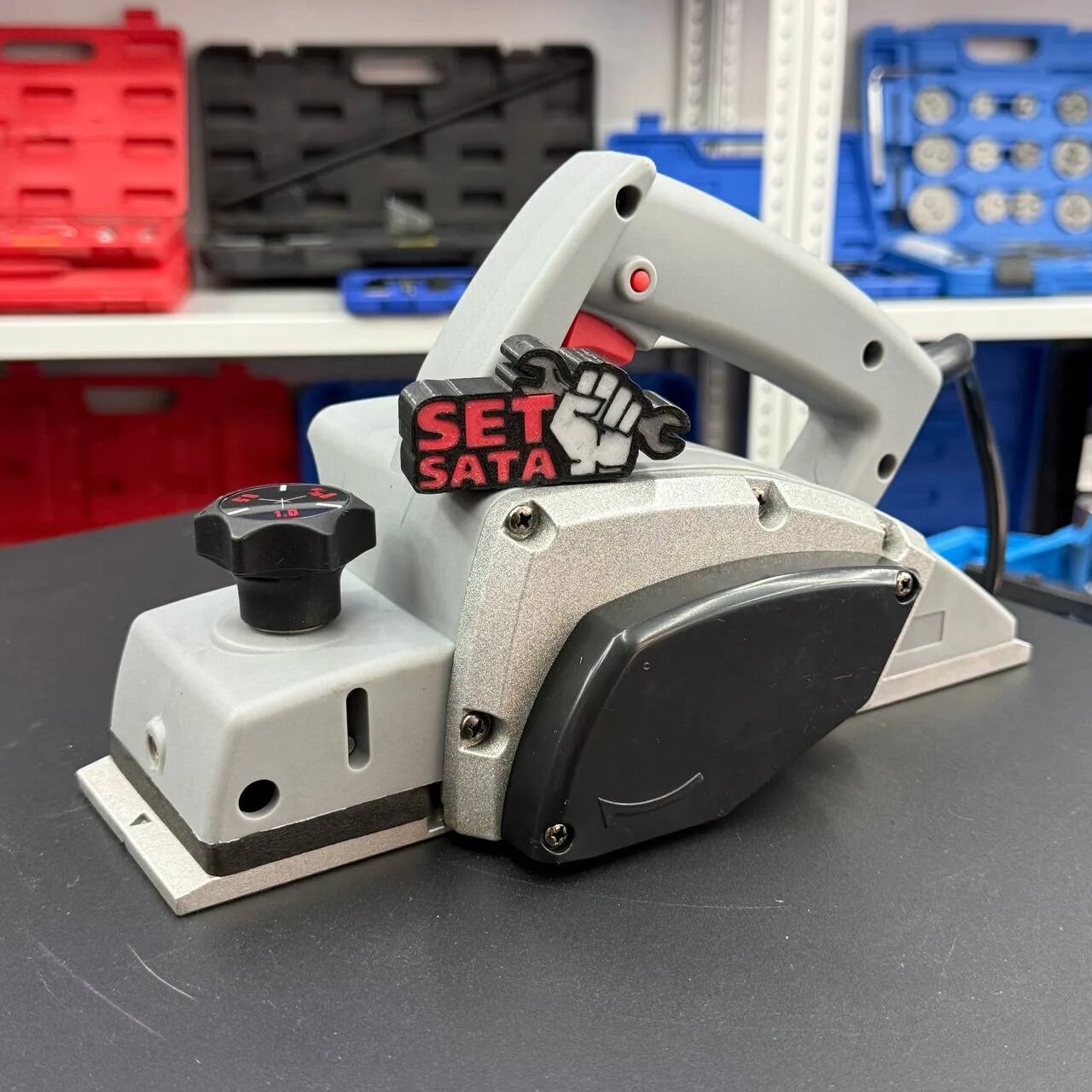 Рубанок электрический Победа Р-82/975, мощность 975 Вт, ширина строгания 82 мм