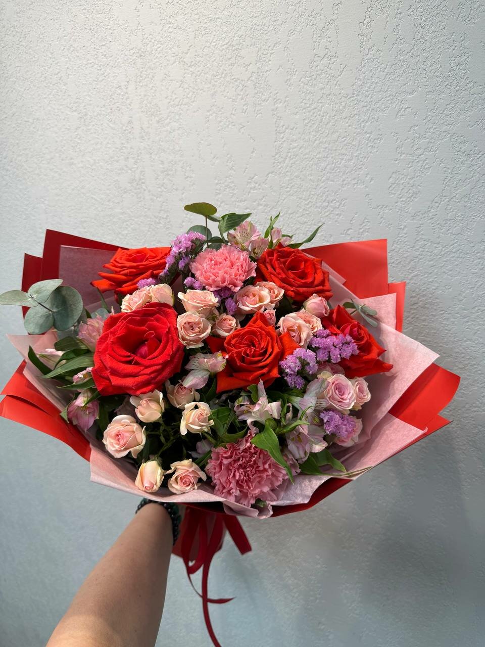 Well flowers Красочный букет свежих цветов из роз, альстромерий, статицы