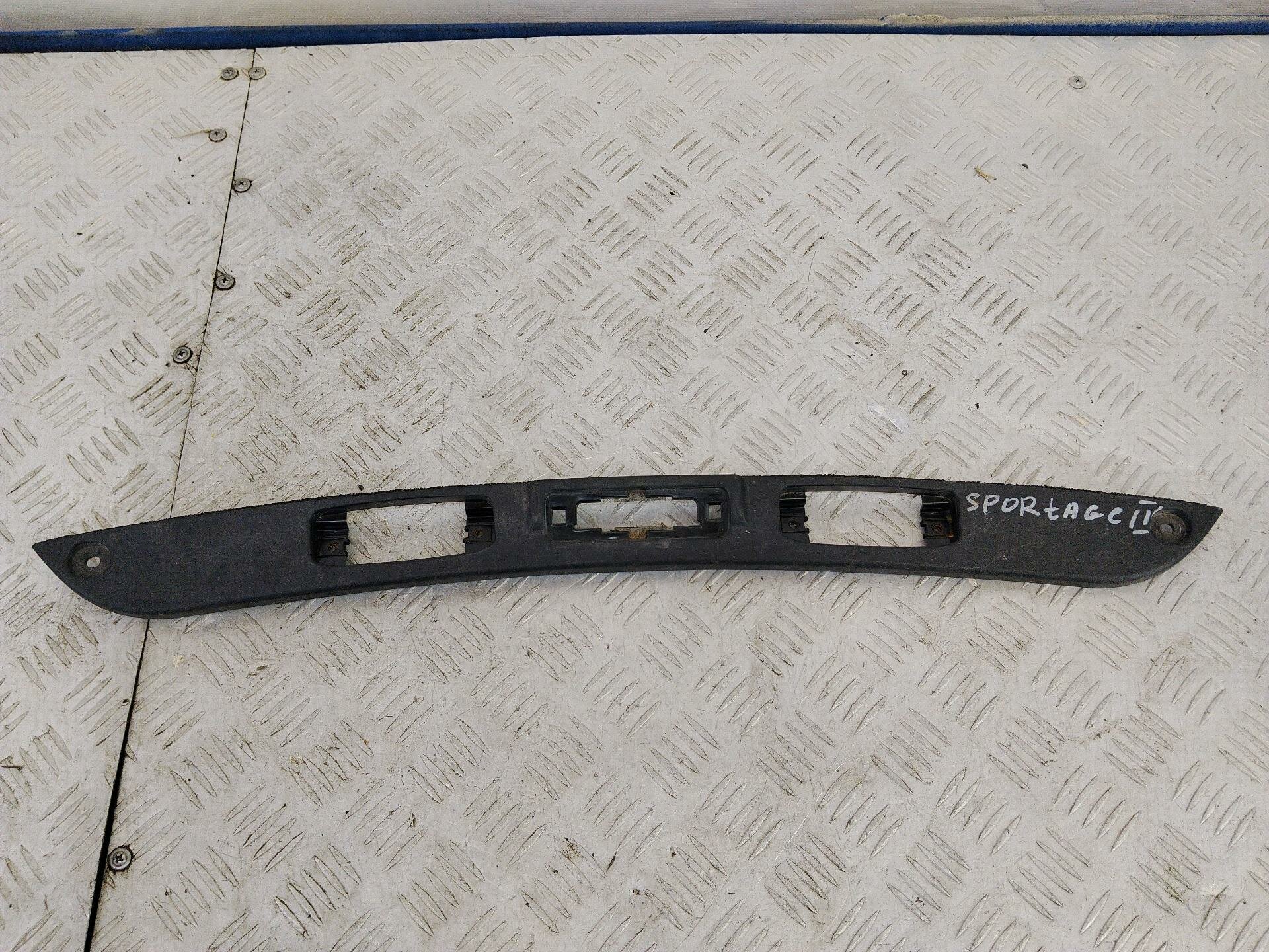 Накладка подсветки номера Kia Sportage 3 (2010 - 2014) 873113W000