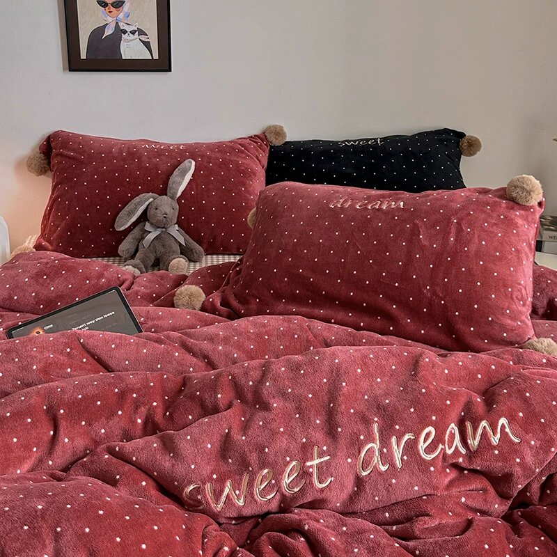 Набор для кровати 1,8 м из мягкой молочной велюровой ткани с вышивкой Sweet Dream - Красная простыня