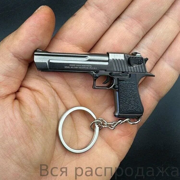 Черный съемный брелок в виде пистолета Desert Eagle 1:4