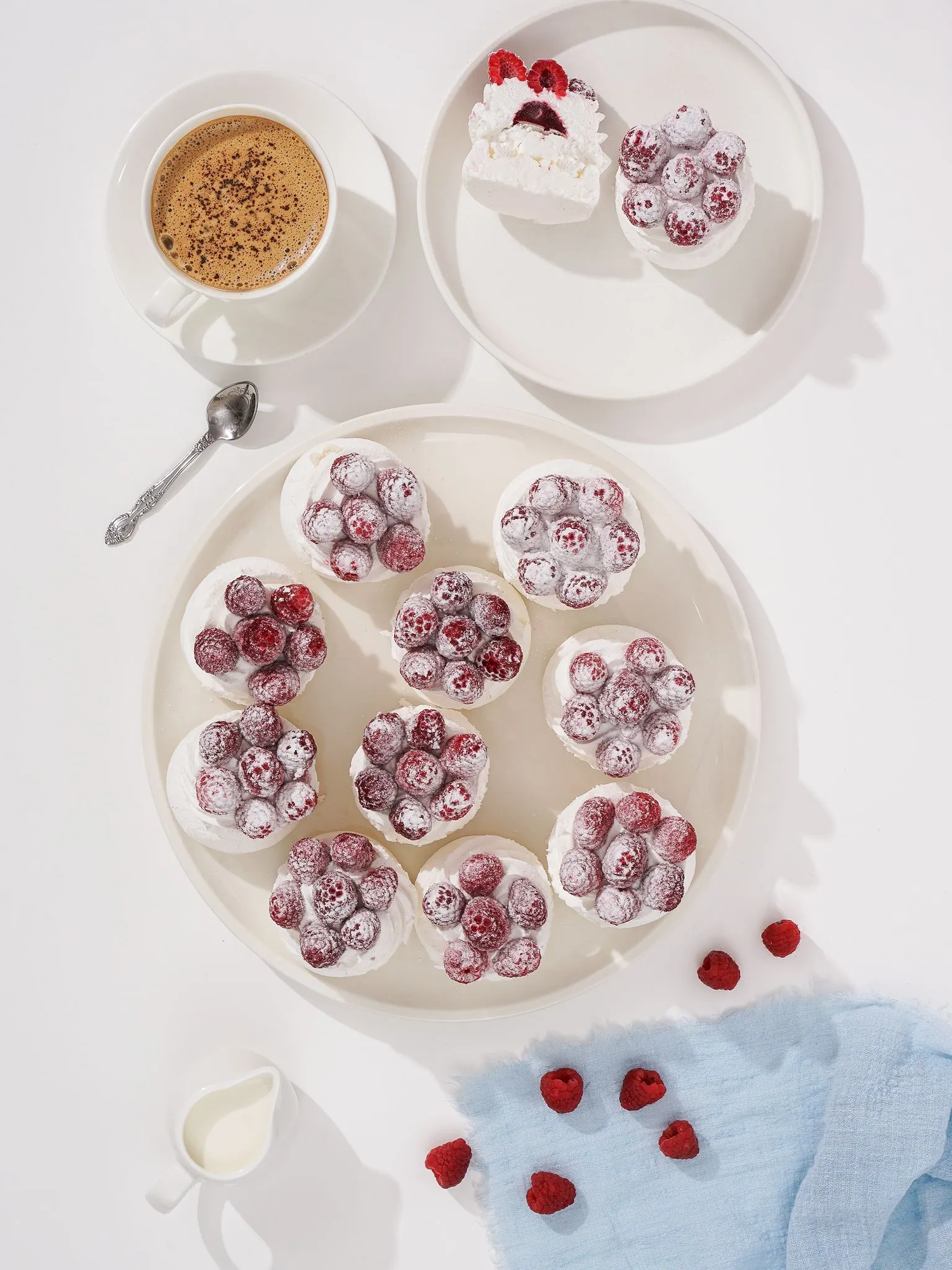 Пирожное Dessert Fantasy "Анна Павлова", безе, миндаль, вишня, малина, 12 шт. по 80 г. (960 г.)