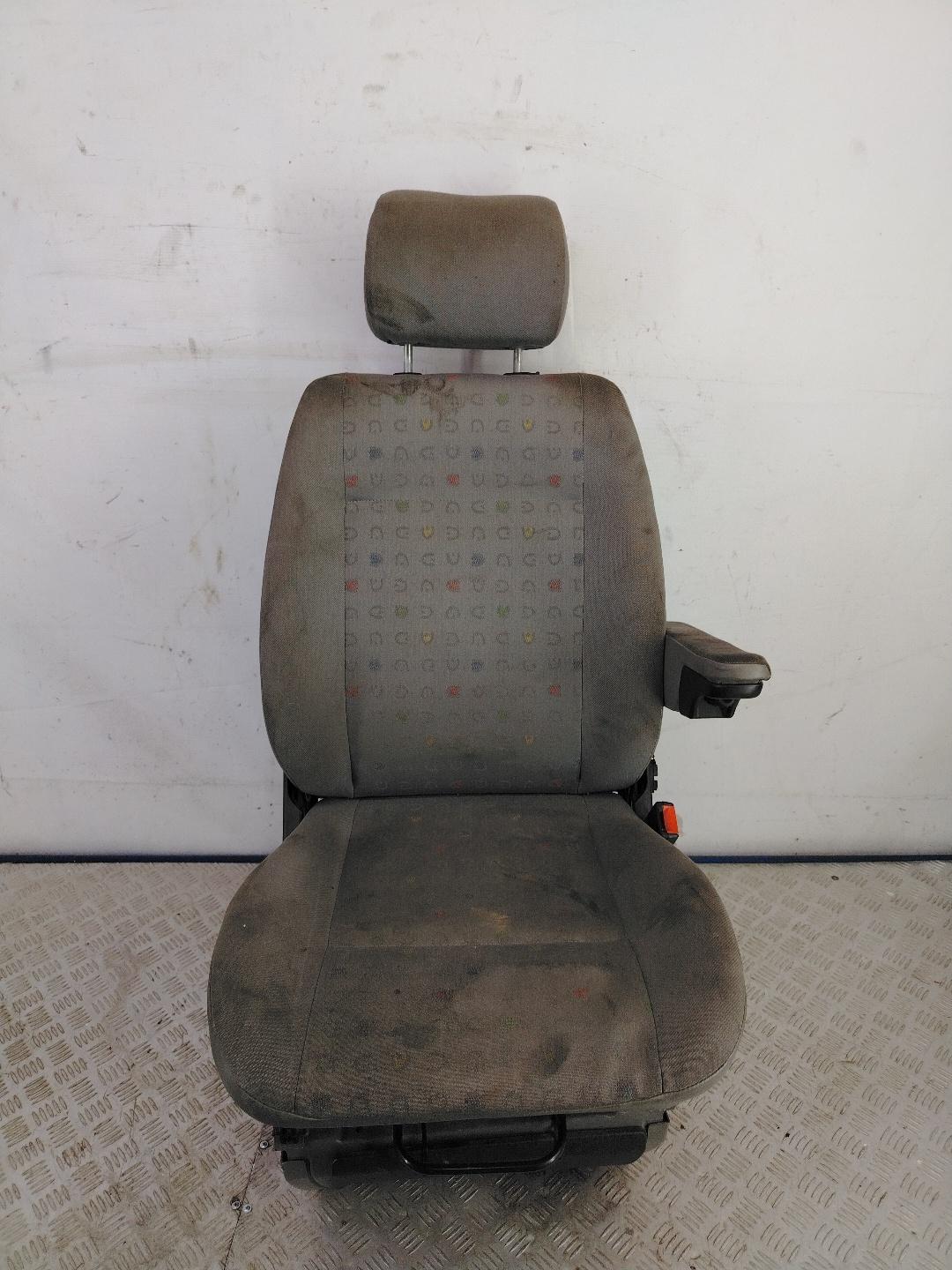 Сиденье переднее правое Volkswagen Caravelle T4 (1991 - 2003) 701881669F