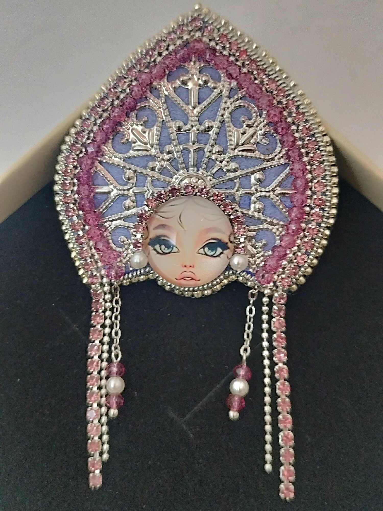 Брошь, бисер, стразы