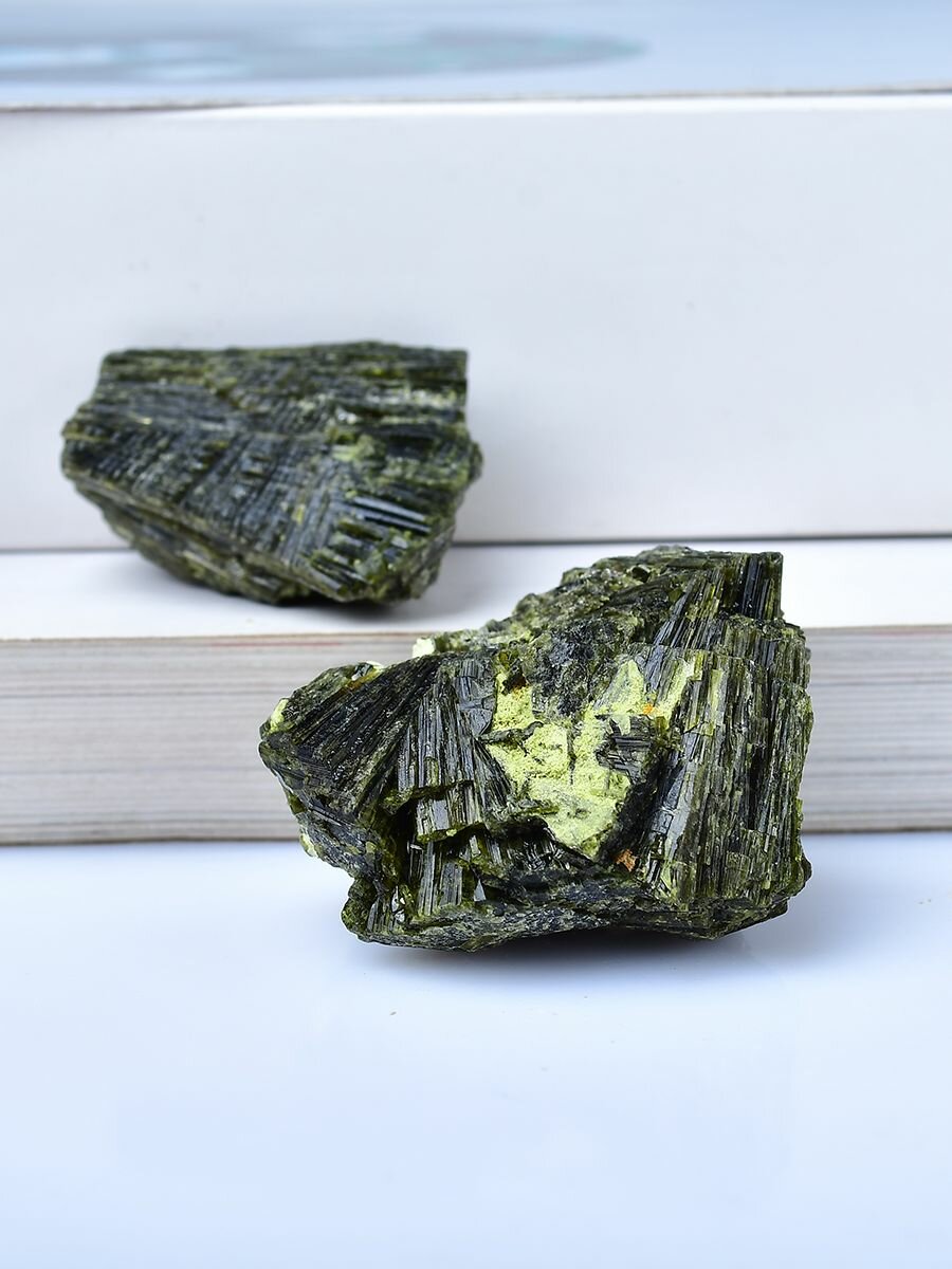 Натуральный зеленый турмалин сырой необработанный камень для творчества, ритуалов и коллекции, 40-59 г, 1 шт, эко-подарок