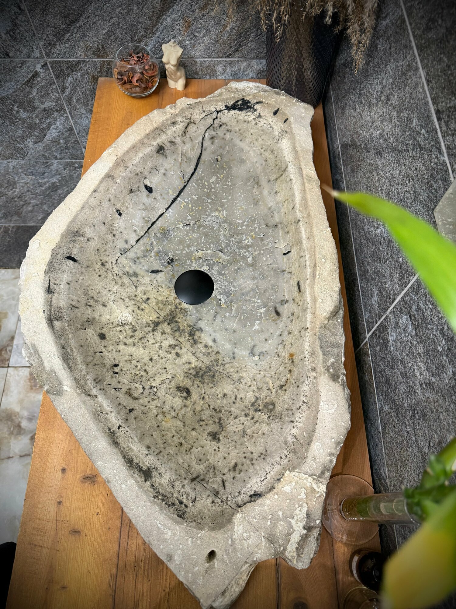 Раковина накладная из натурального камня Black Swan, Dirty Sugar (92x48)