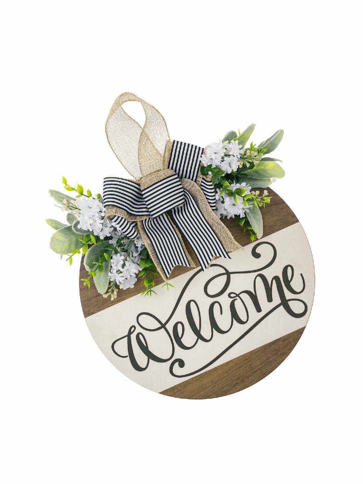 Приветственный брелок с номером дома на входной двери крыльца фермерского дома