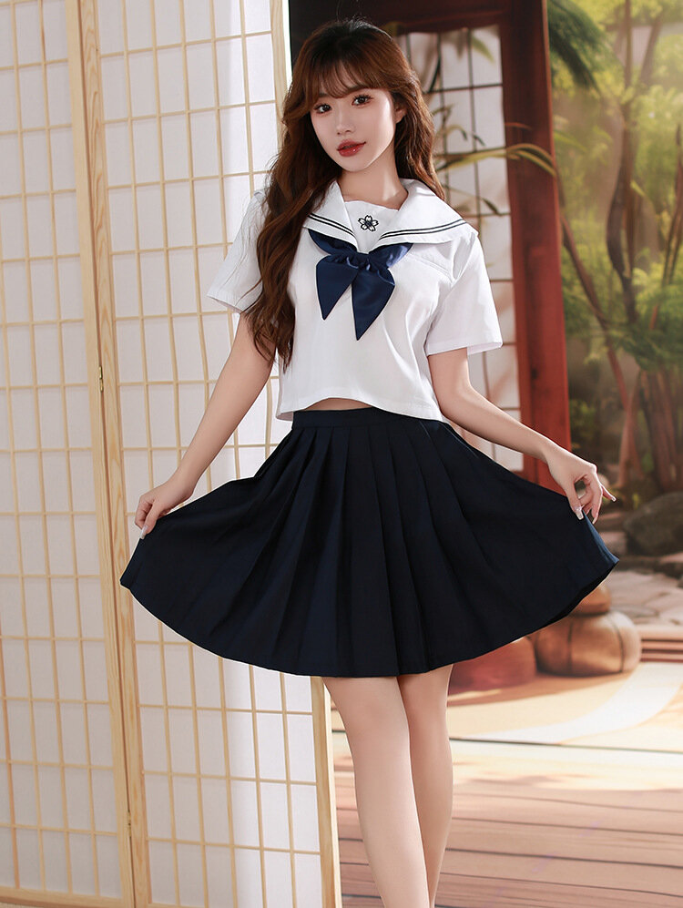 Однотонные вышитые японские носки средней высоты в стиле JK, милые и симпатичные, универсальные, для осени и зимы, школьные хлопковые носки, носки до середины икры в стиле JK90. Белый топ + синяя юбка + белые плоские носки.