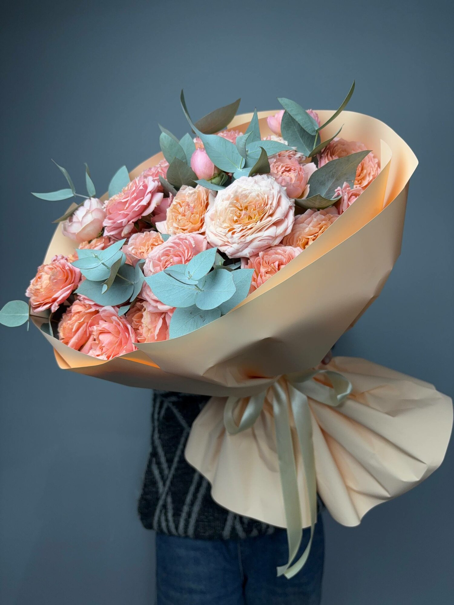 FRESH FLORA Английский Шепот: букет пионовидных роз Джульетта и эвкалипта – купить с доставкой