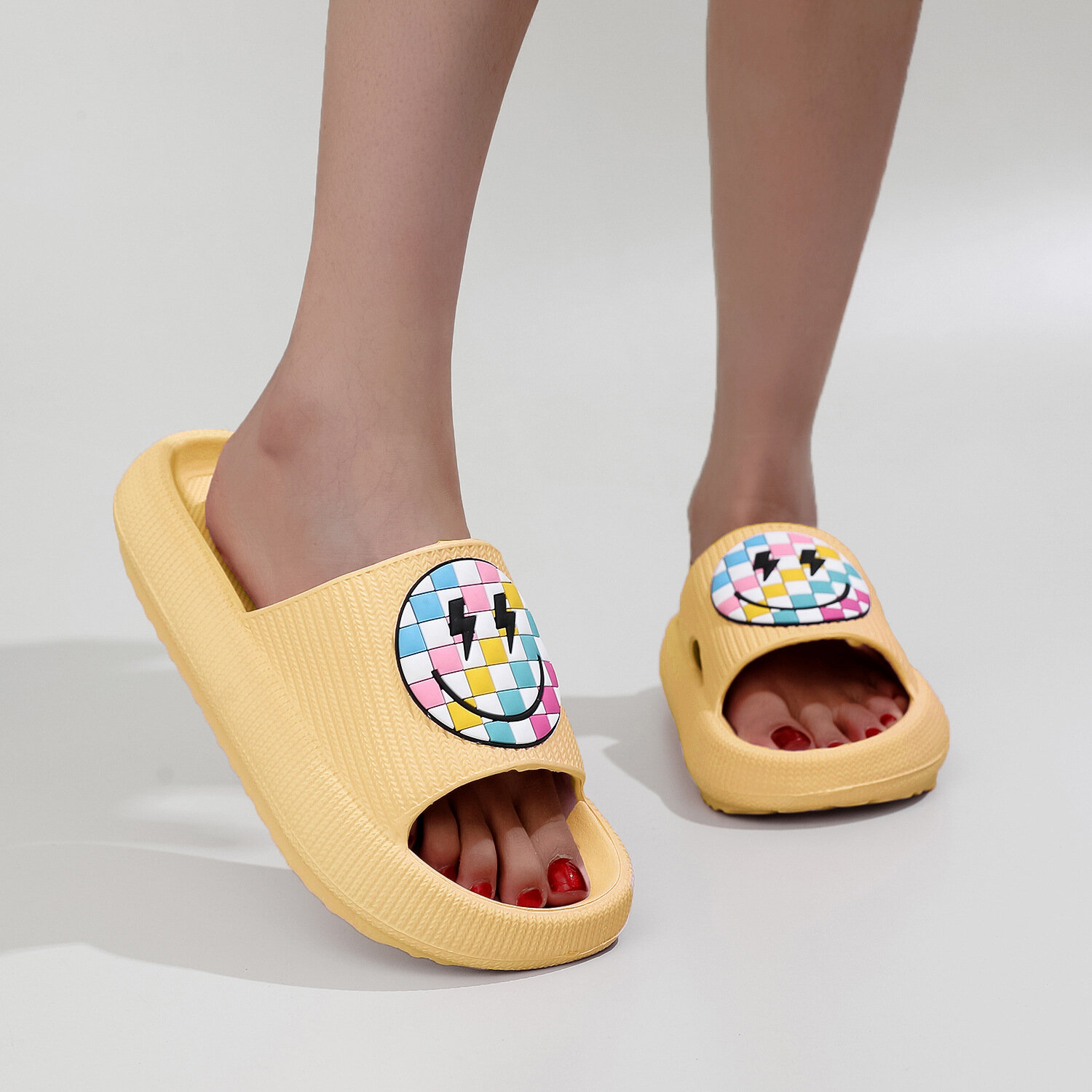 Новые сандалии с мультяшными смайликами для пар, летние домашние сандалии для ванной комнаты и душа, для мужчин и женщин, с толстой подошвой.37-38