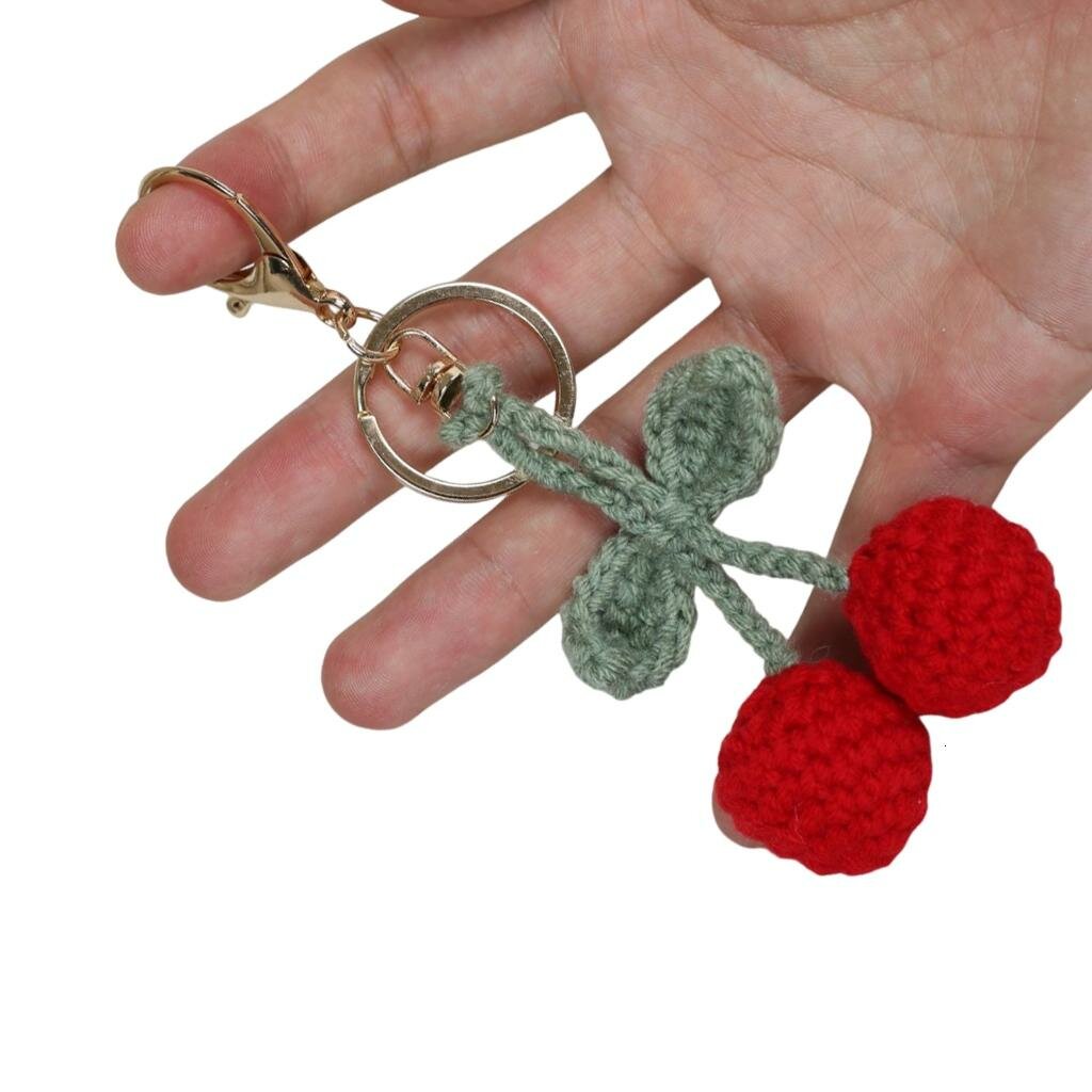 Вязаный брелок вишня, Пряжка из вишневого золота