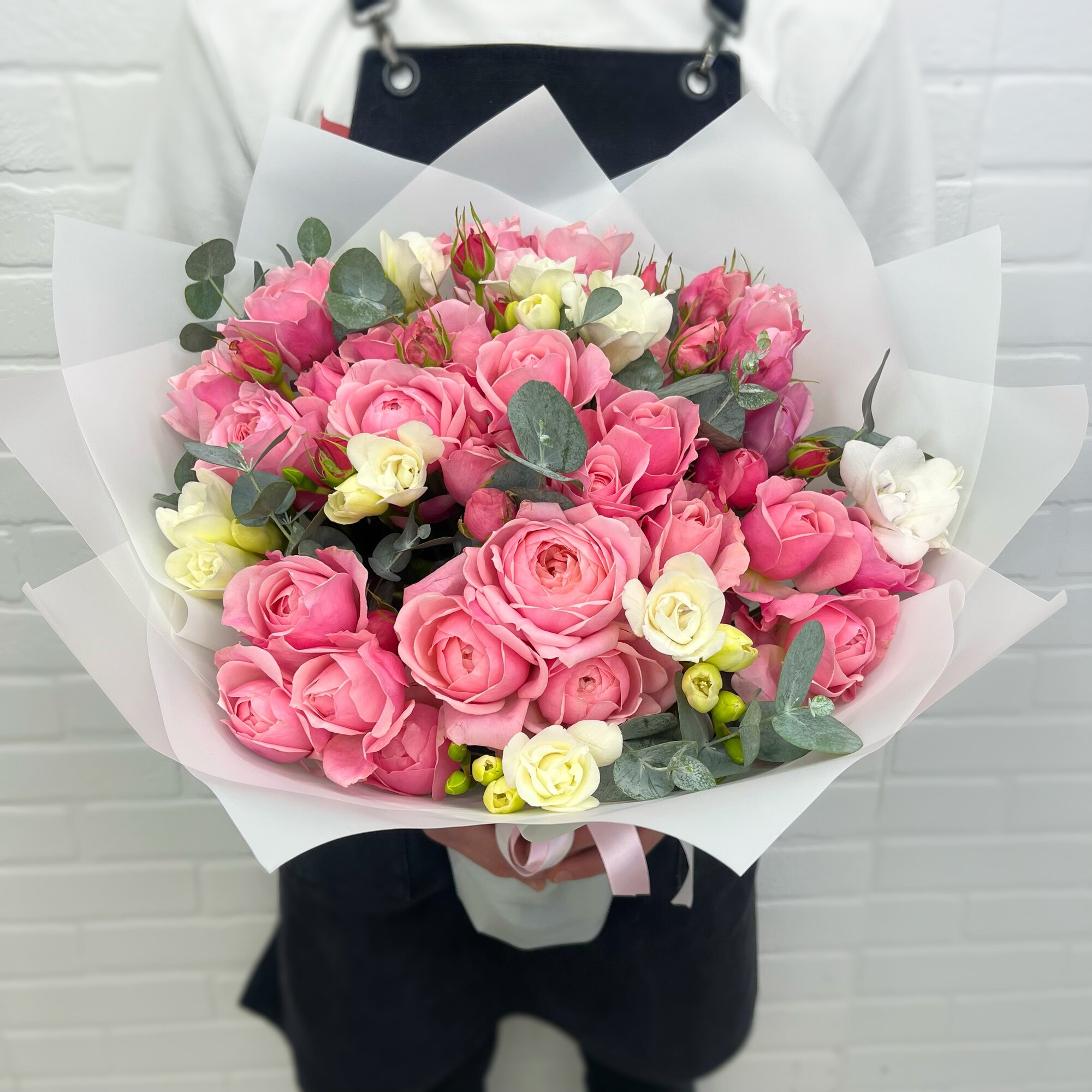 Розы пион кустовые Сильва Пинк с фрезией в букете 40 см Q159 Rozavam