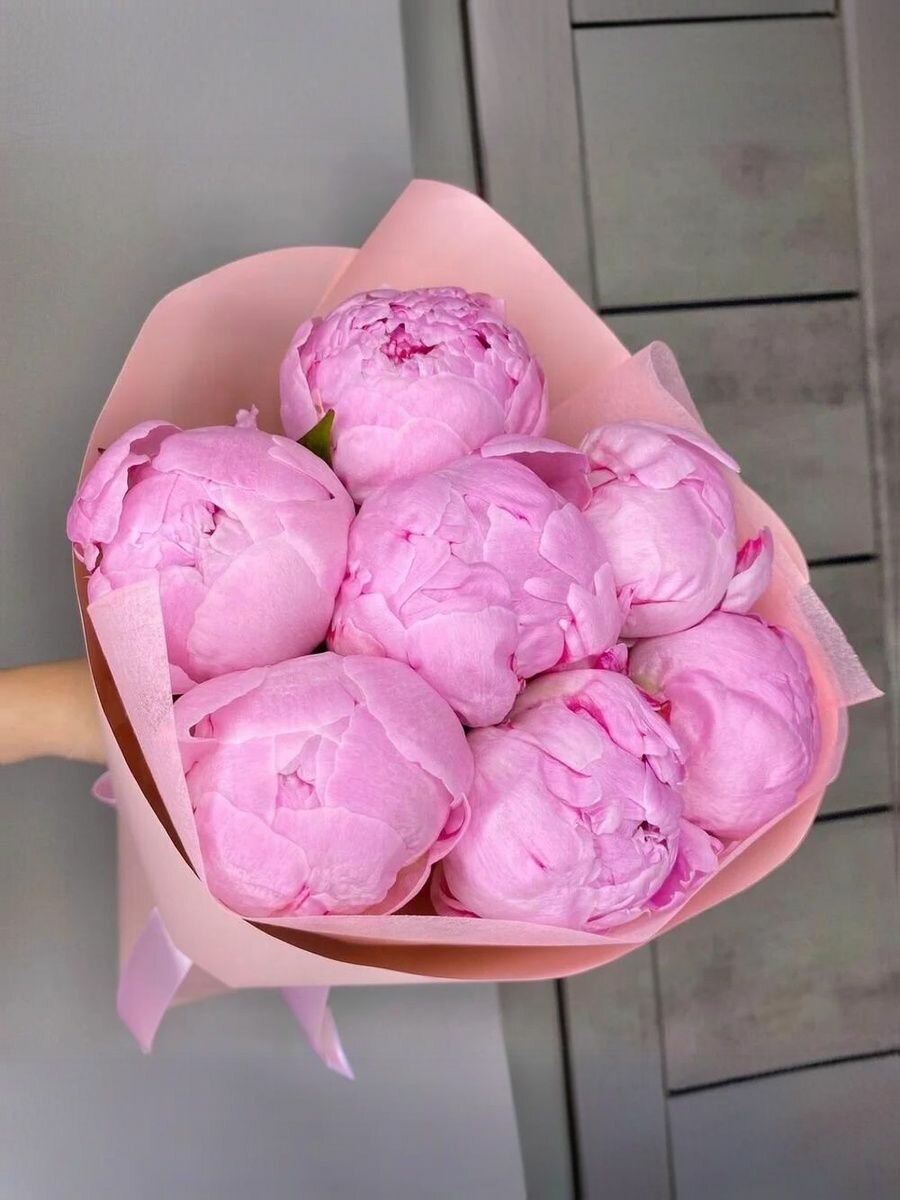 Букет из роскошных розовых ароматных пионов