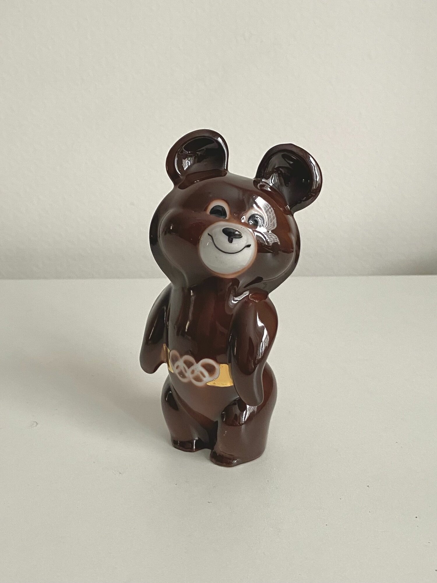 Статуэтка "Олимпийский мишка". Фарфор. СССР. Позолота. Цена: 4.40к. Высота: 14см.