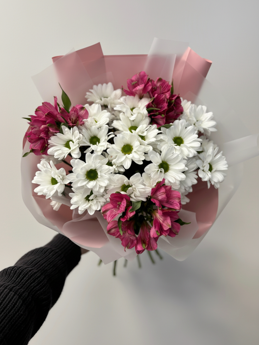 Букет из 4 хризантем и 3 альстромерий микс в упаковке, сборный букет, 50 см | Турбофлора