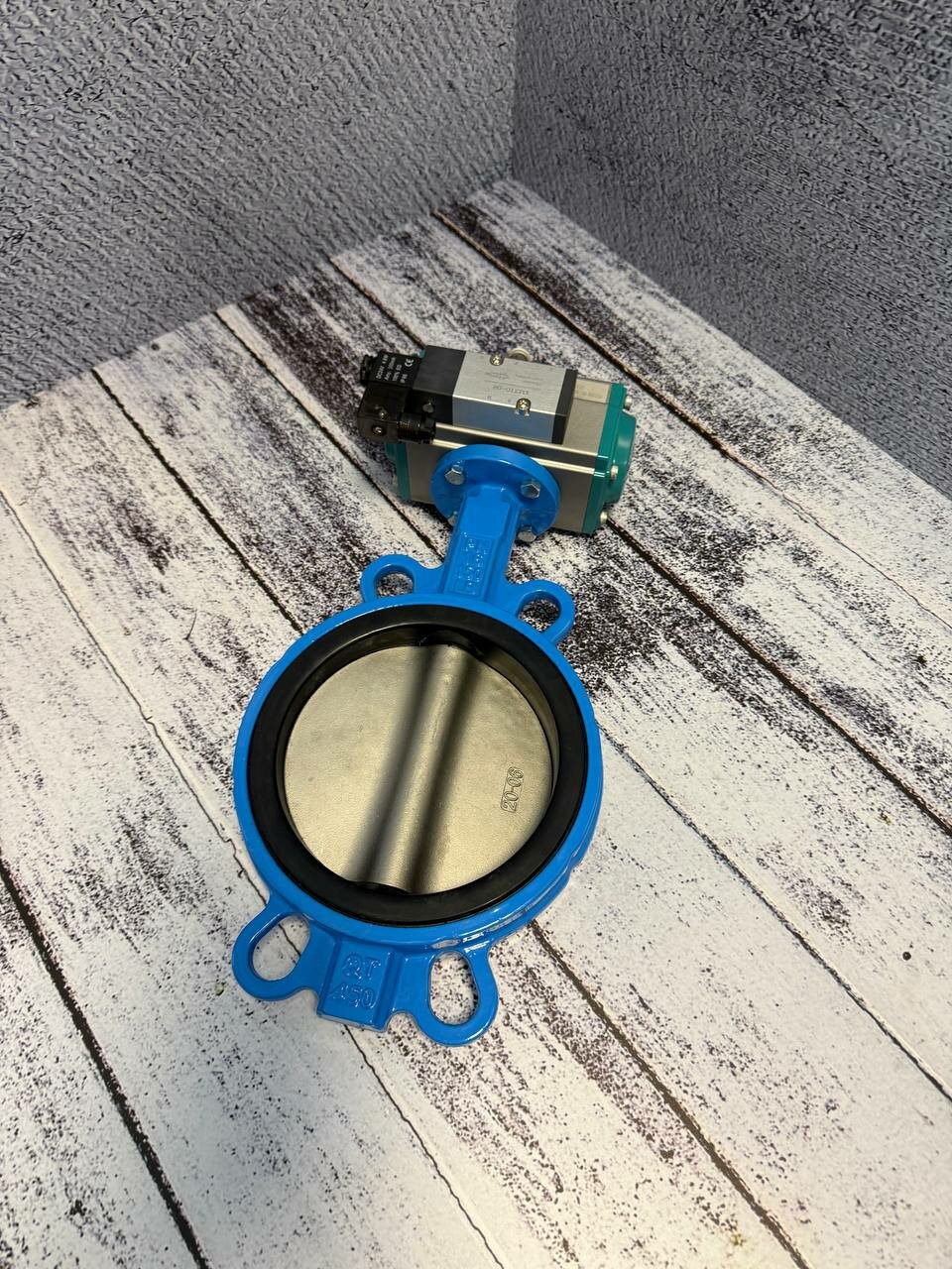 Затвор дисковый межфланцевый чугунный, DN150 (6"), с двусторонним пневмоприводом AT63D, с пневмораспределем