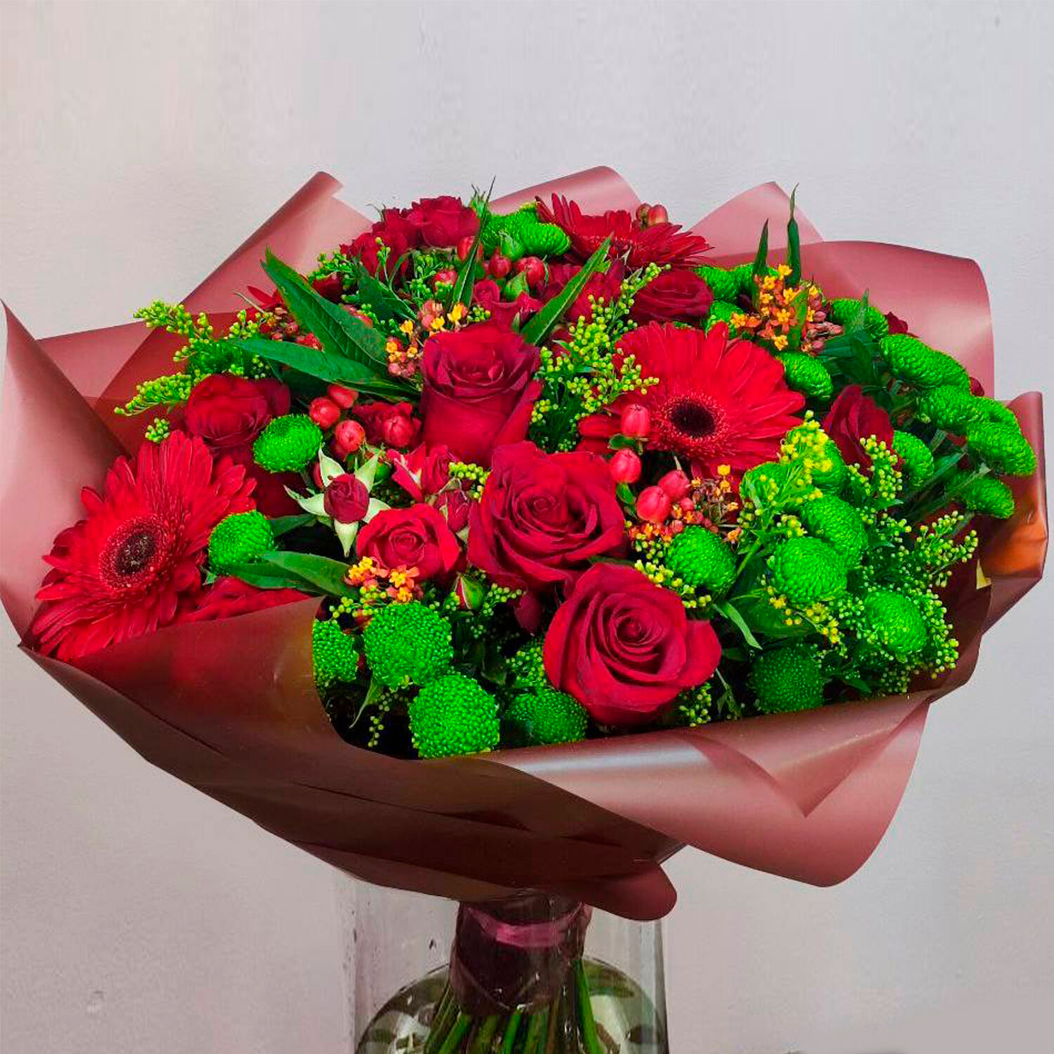 Букет авторский в красных оттенках с розами, герберами и хризантемами