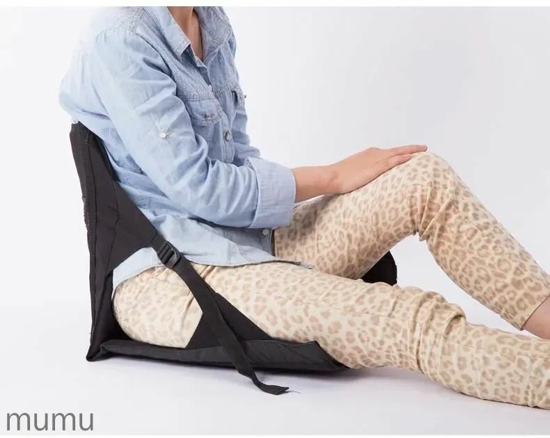 Йога, медитация и расслабляющие стулья, сложенные