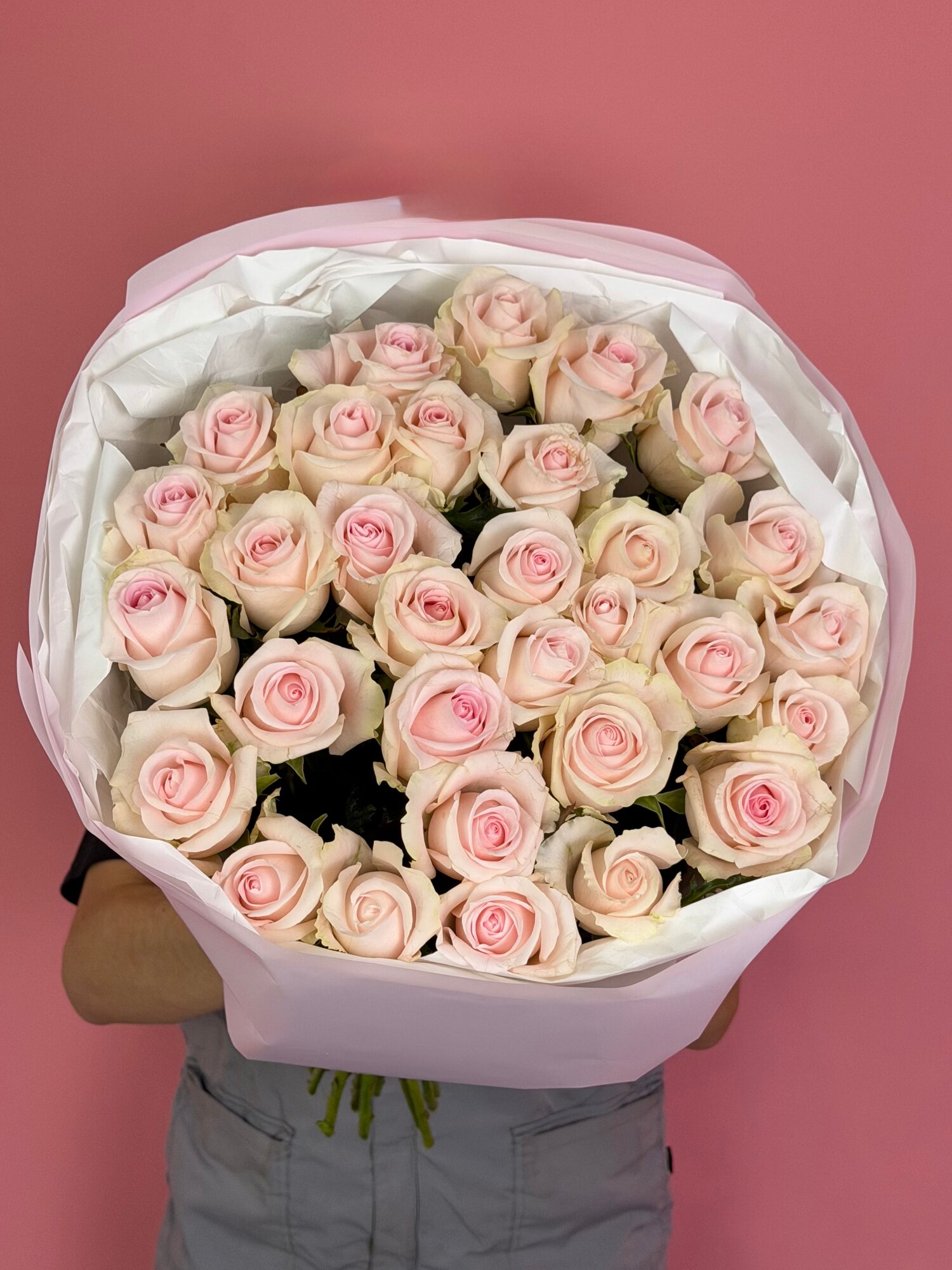 Монобукет из 31 нежной ванильной розы в подарочной упаковке с доставкой до двери