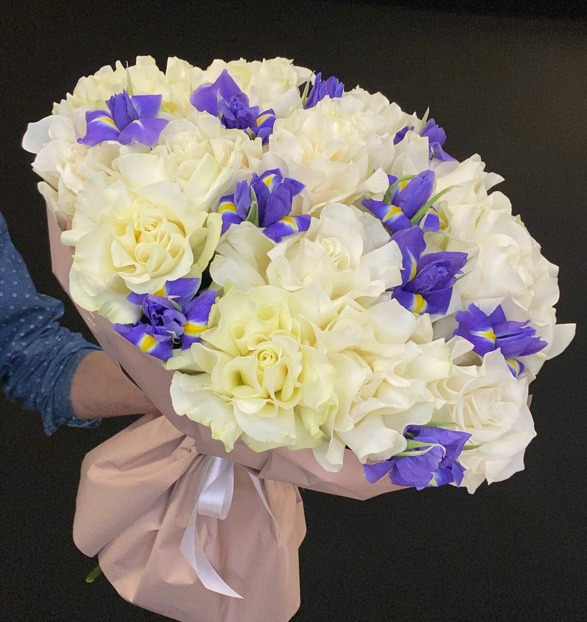 Букет из белых французских роз и синих ирисов