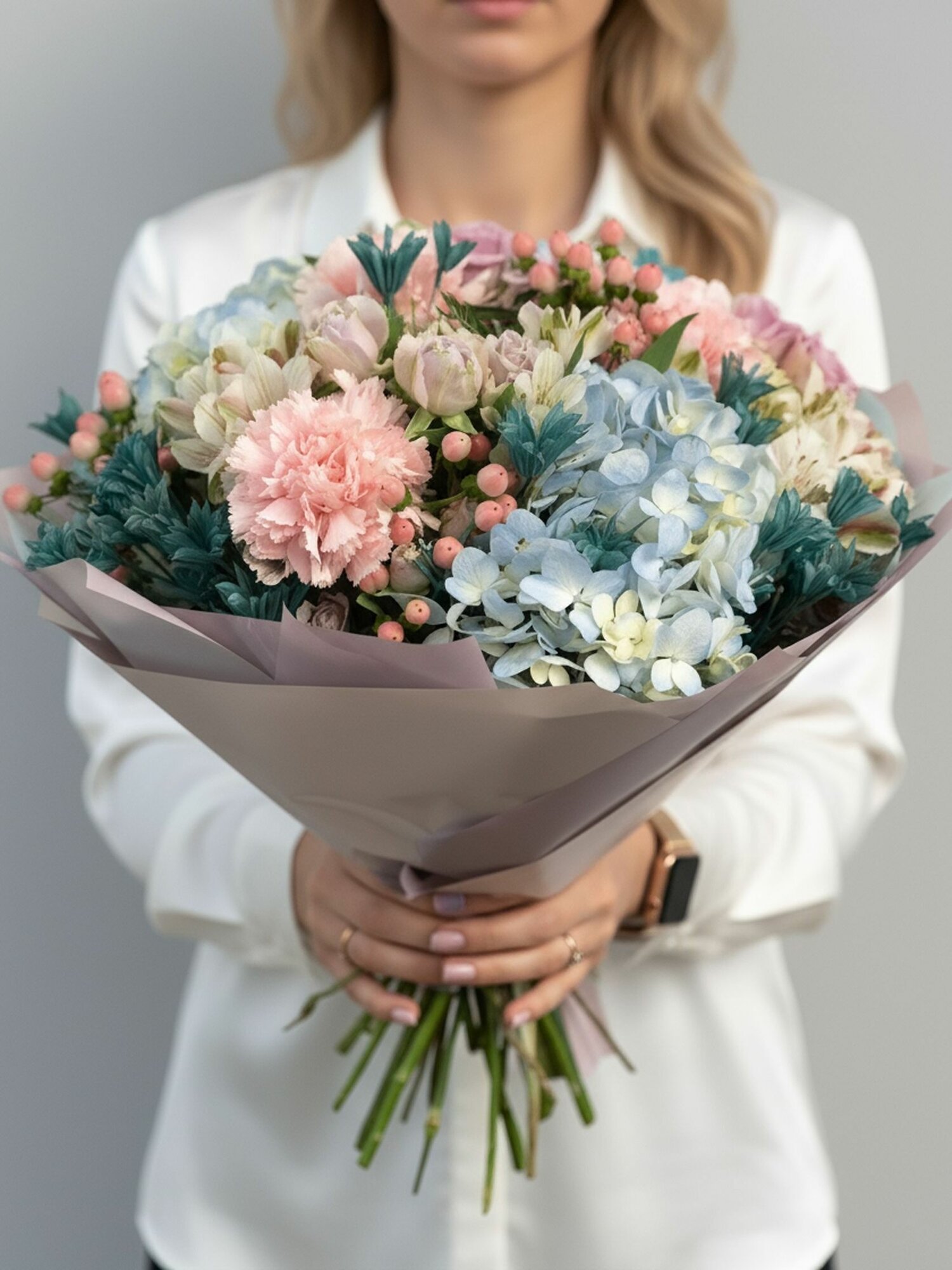 Букет с гортензией и сухоцветами "Амулет", кустовая роза, альстромерия, диантус, гиперикум, 40х50 см