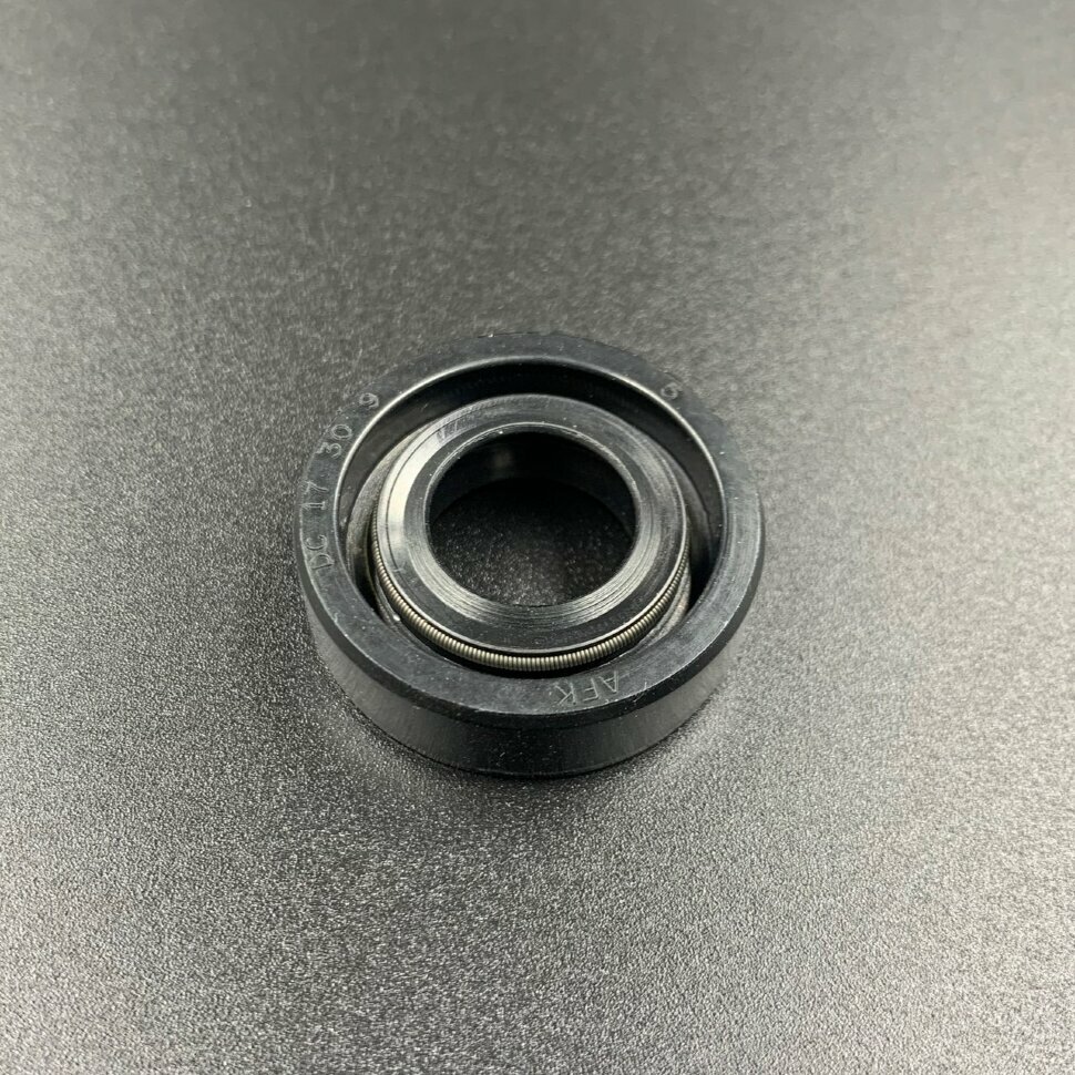 Сальник Suzuki (OEM 09289-17004) (17x30x9) (Производитель Omax)