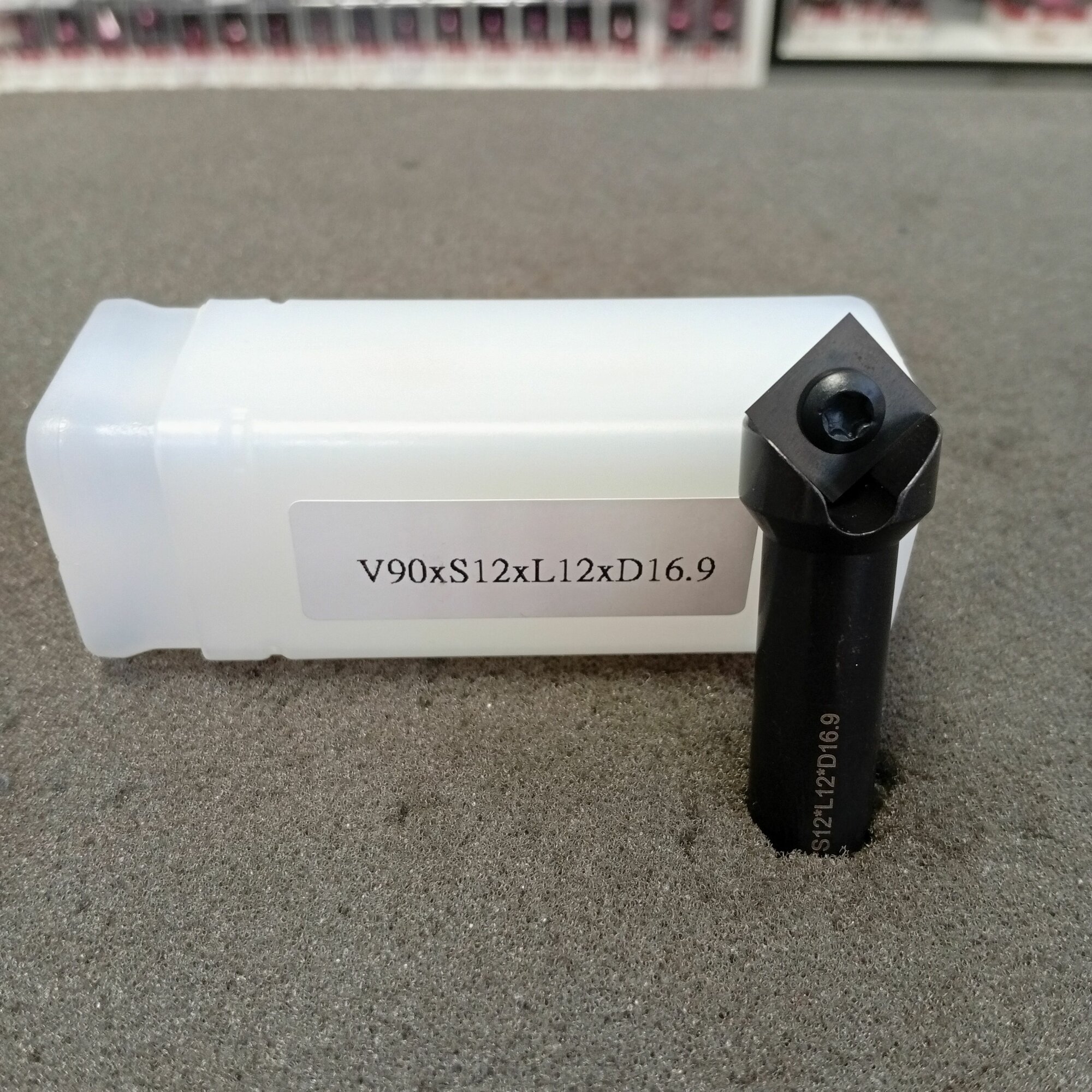 Фреза V-образная 90 градусов со сменным ножом усиленная хвостовик 12 мм D 16,9 мм ( нож 12х12х1,5)