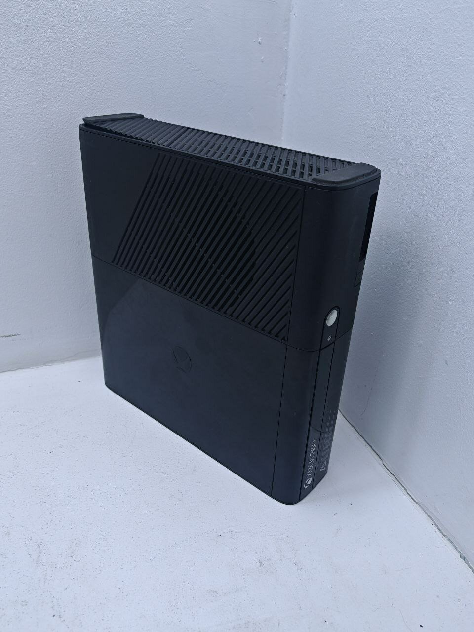 Игровая приставка Microsoft Xbox 360 E Без HDD, без игр, черный