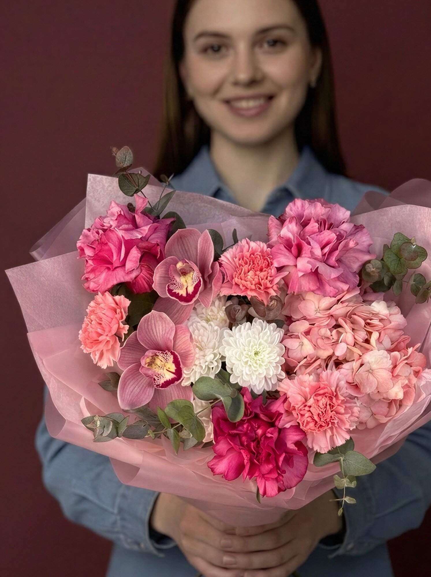 Сборный букет «Воздушный поцелуй» с вывернутыми розами и гортензией