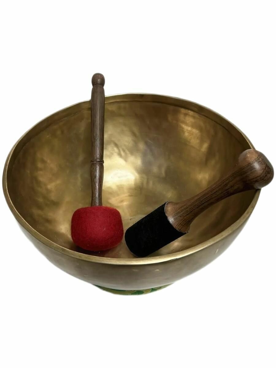 Тибетская поющая чаша (кованая): диаметр 28.3 см, нота Ля#, частота вибрации: 118 Гц, в комплекте со стиком и подушечкой