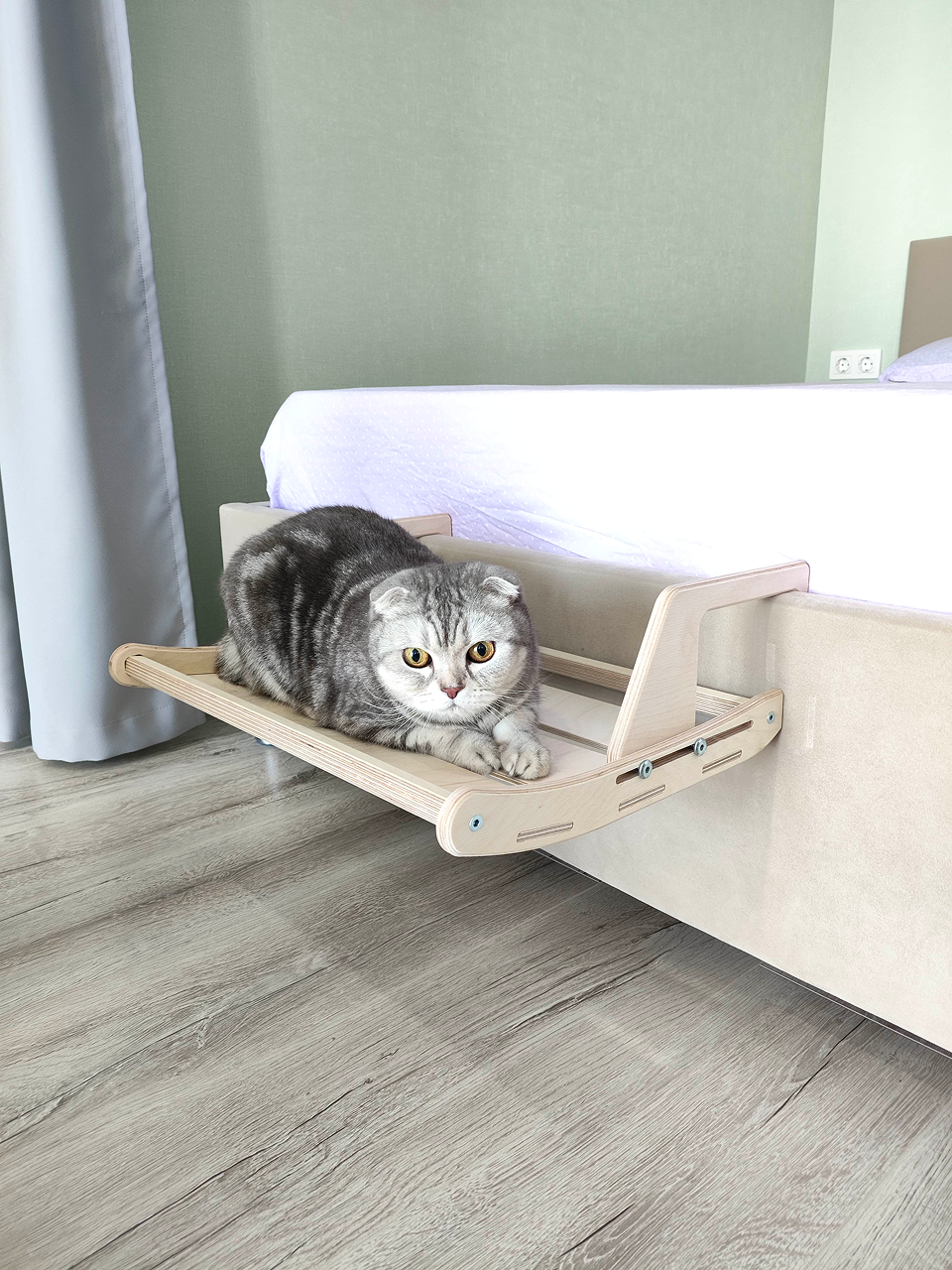 Гамак на кровать для кошек "Точка Роста" с жестким основанием, универсальный