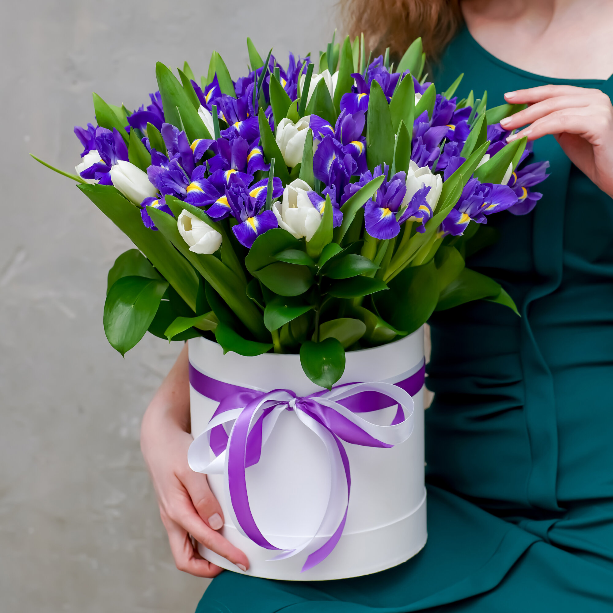 Букет живых цветов Flor-Pro Flowers из синих ирисов и белых тюльпанов в шляпной коробке GRAND