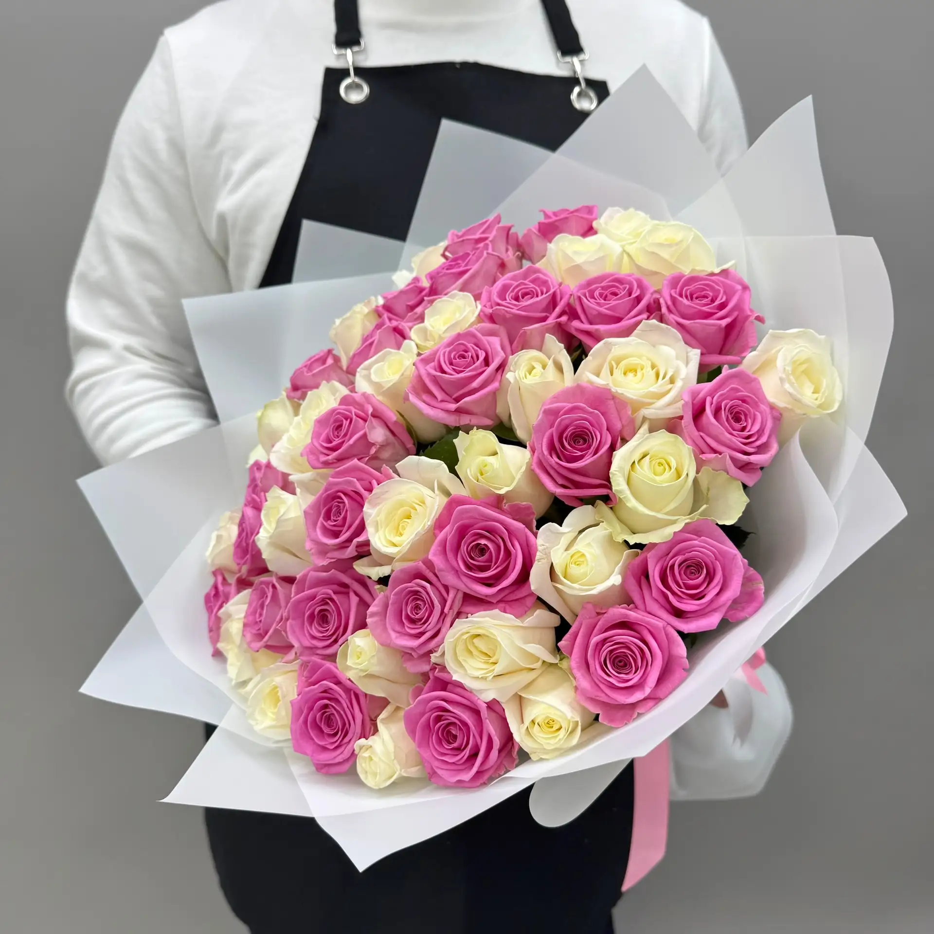 Букет Flowerstorg "N900", розы белые и розовые, 51 шт, высота 40 см