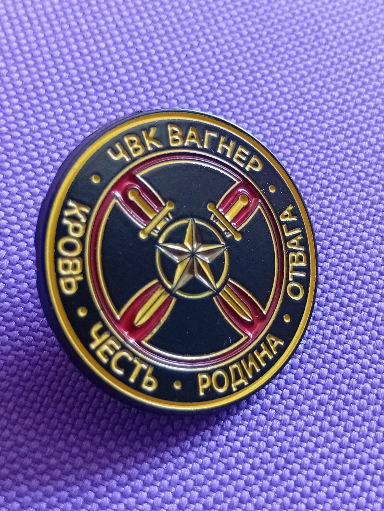 Значок, черный — фото 1