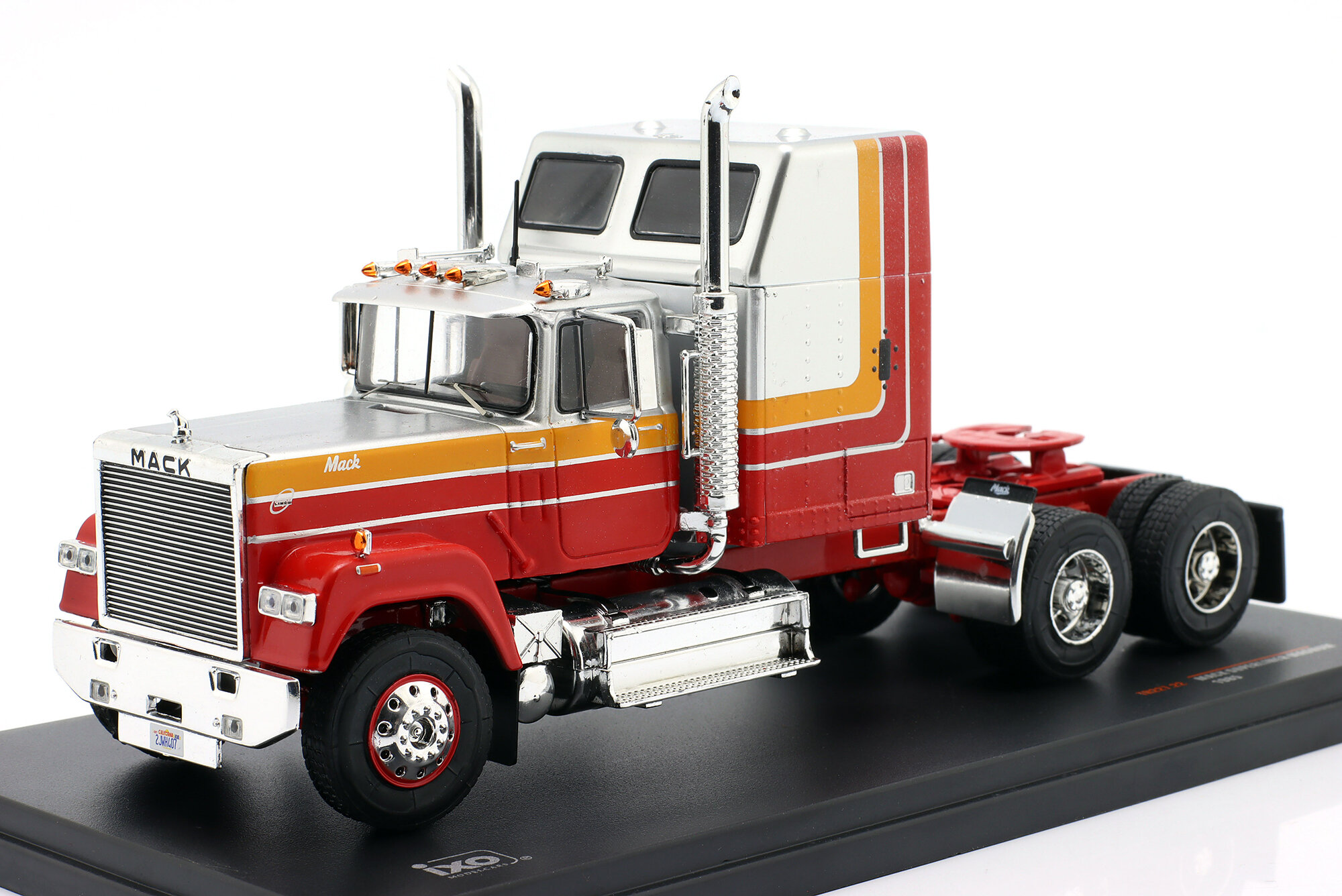 Модель коллекционная IXO Mack superliner magnum 1985 red/silver/yellow
