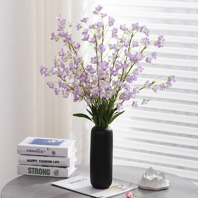 Имитация цветов ландыша в гостиной с десятью легкими роскошными элементами декора высокого класса